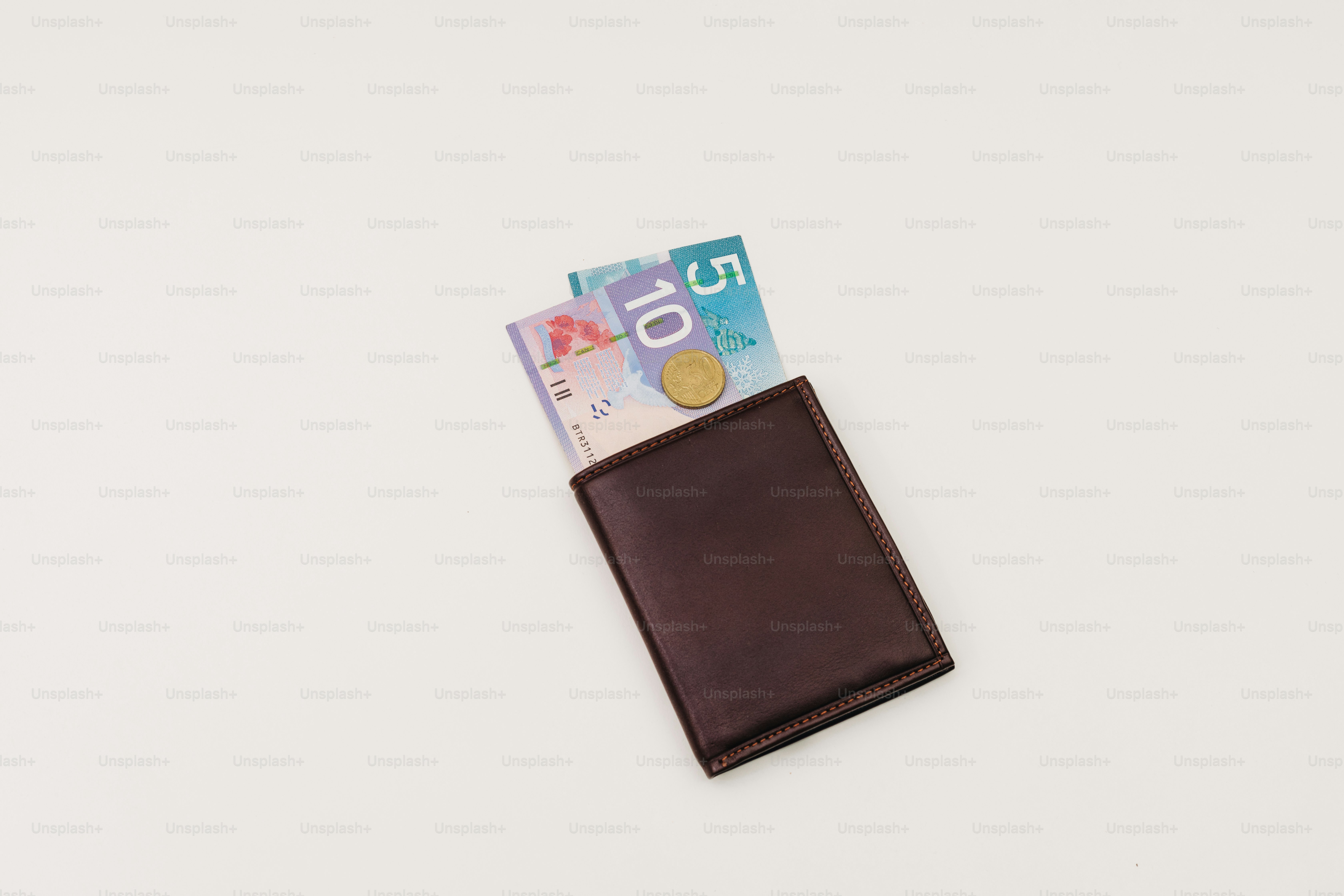 Un portefeuille avec un tas d’argent qui en sort photo – Récession ...