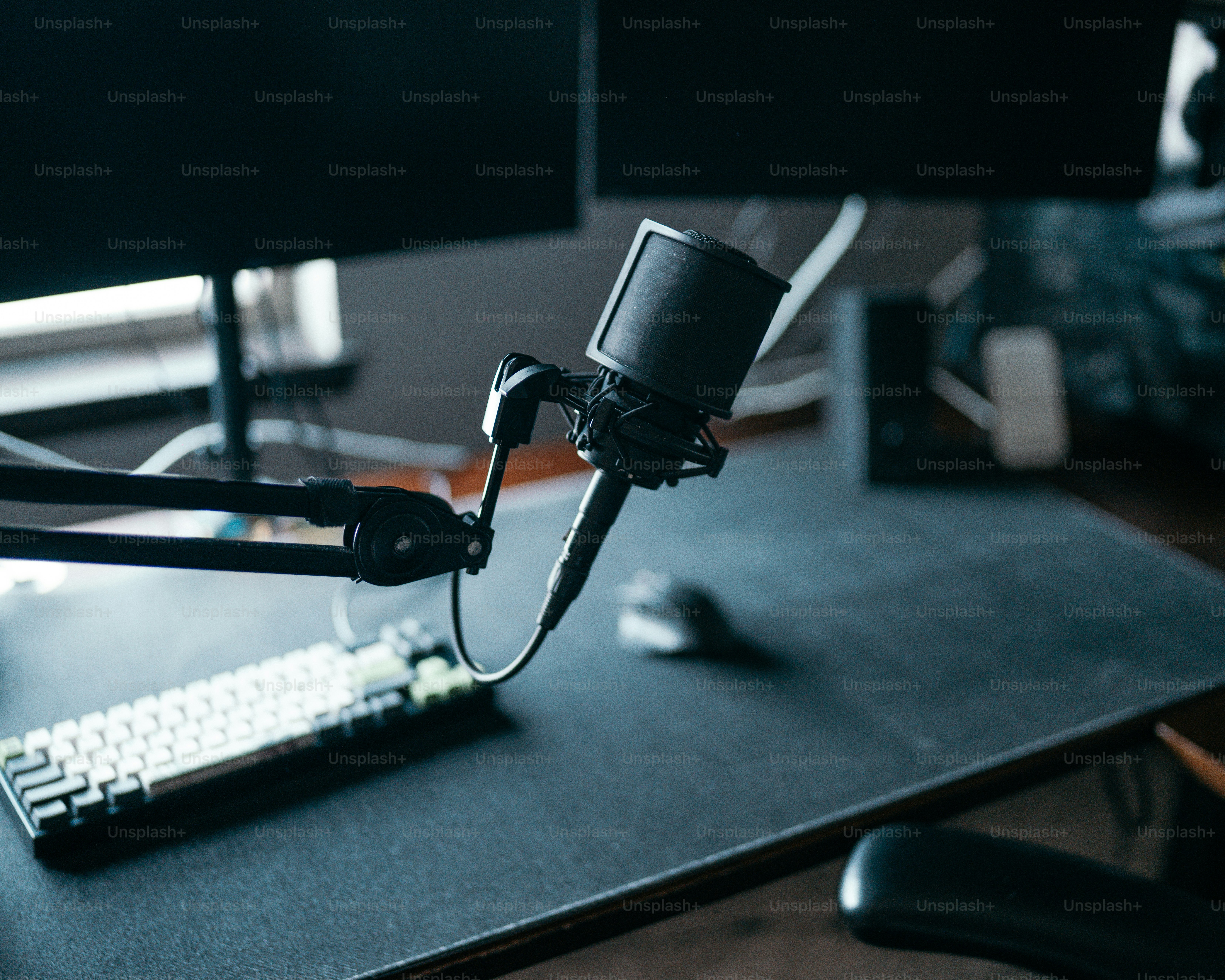 A microphone attached to a computer monitor on a desk photo – Gaming ...