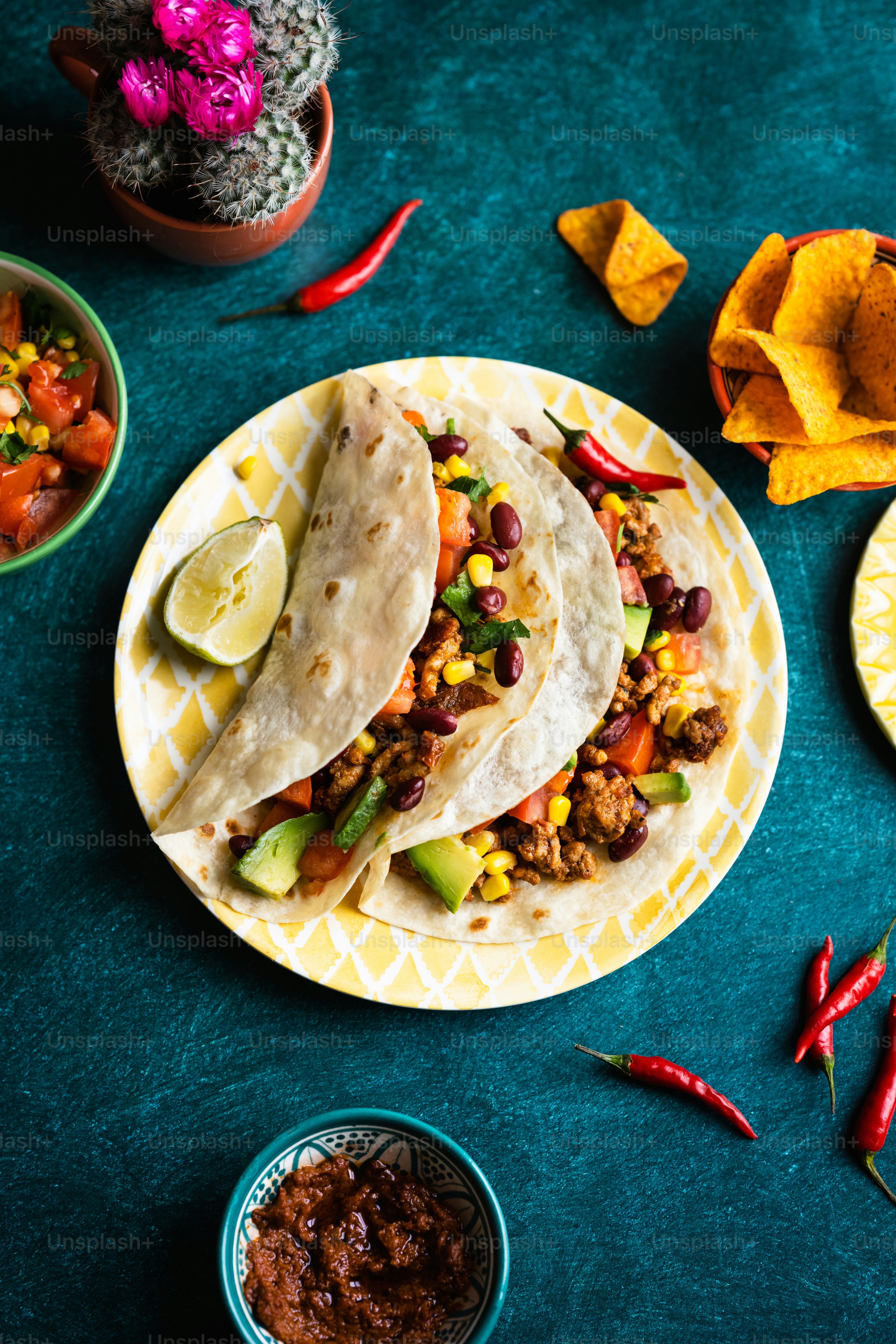 Three tacos on a plate on a table photo – Tortilla Image on Unsplash