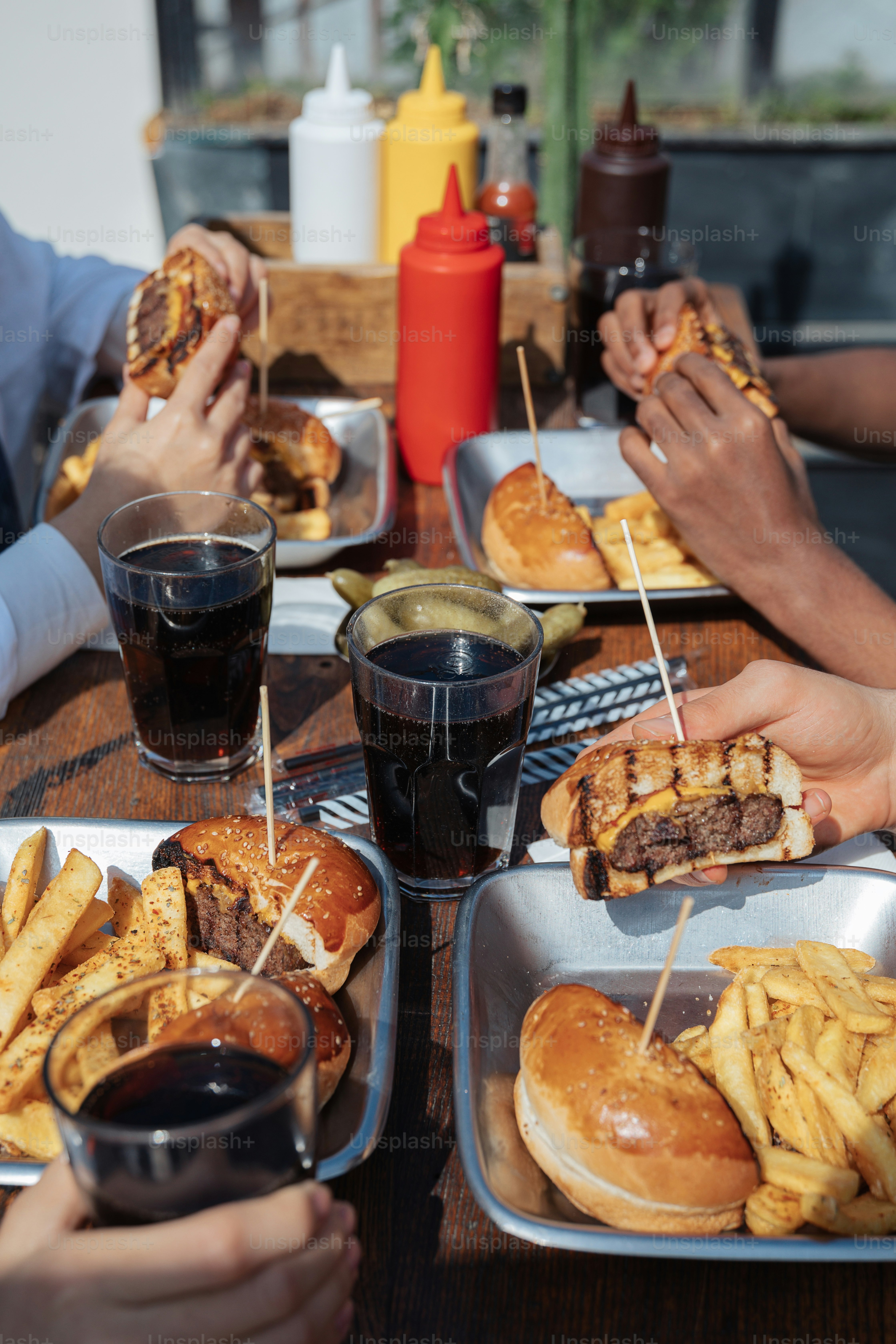 Un groupe de personnes assises autour d’une table en train de manger de ...