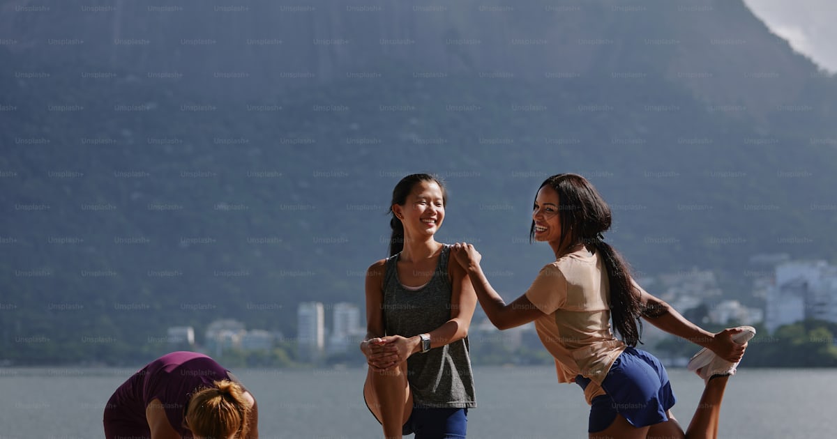 Un Groupe De Jeunes Femmes Debout Les Unes à Côté Des Autres Photo