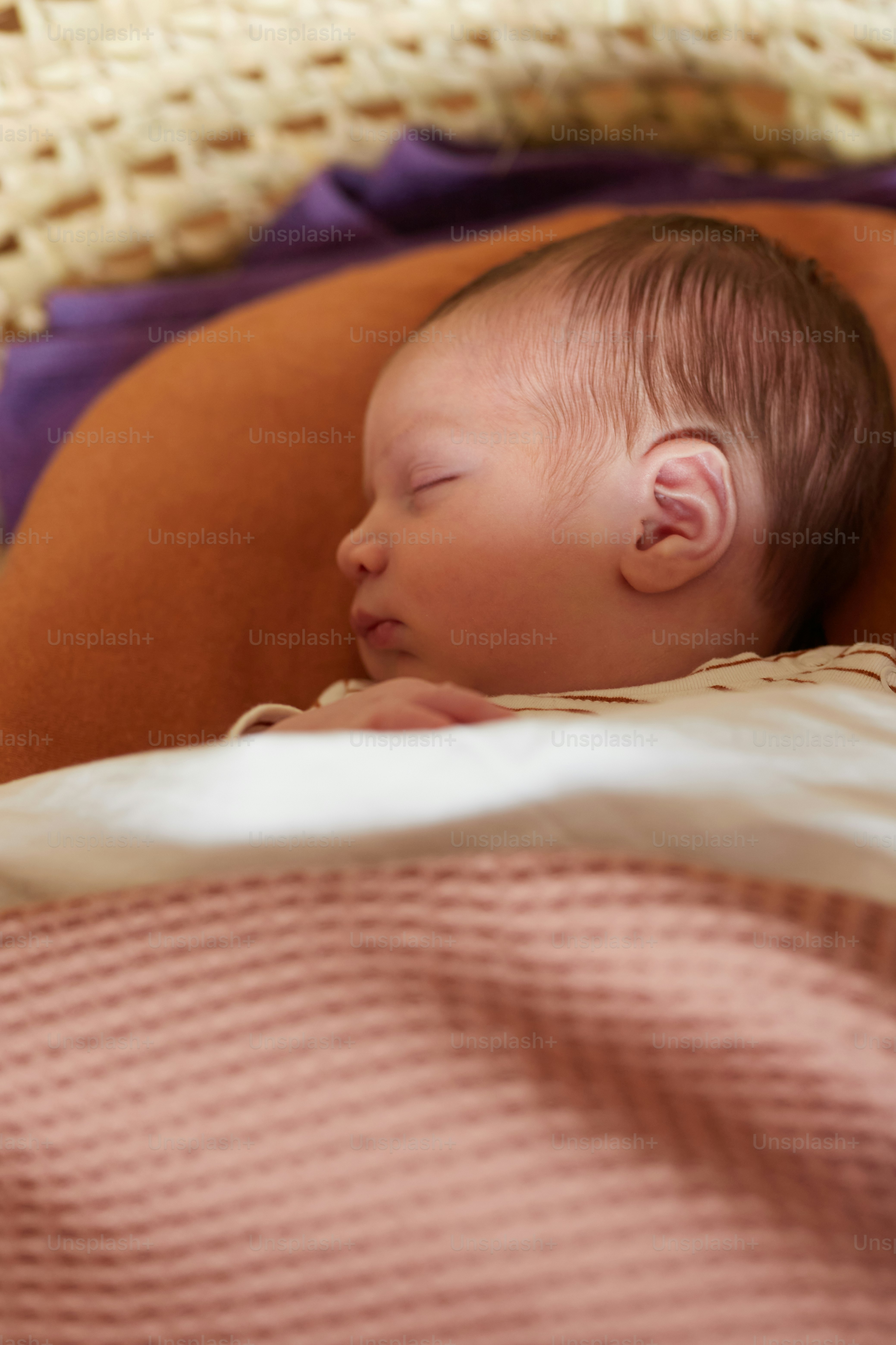 A baby sleeping on a blanket in a chair photo – Baby Image on Unsplash