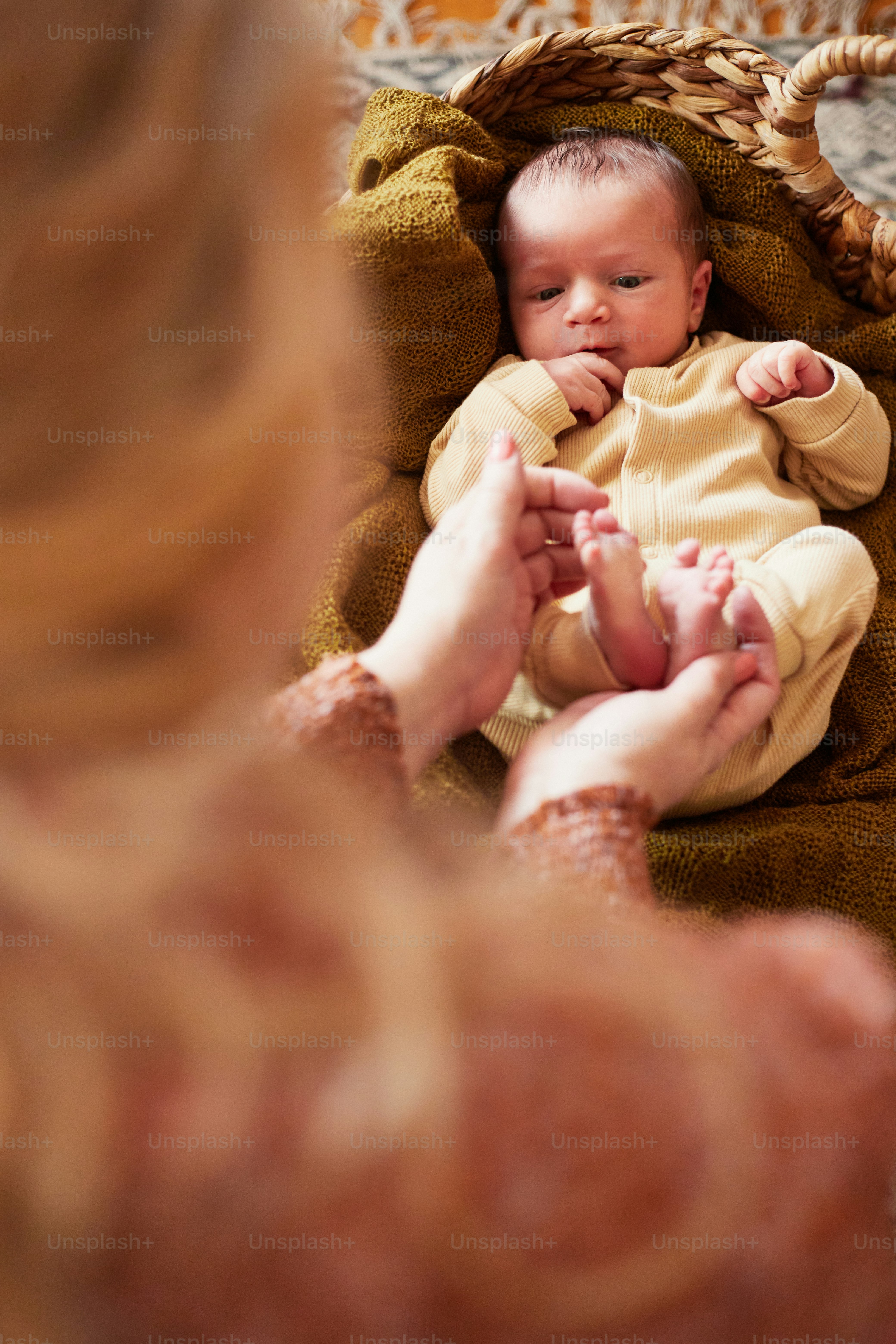 Una mujer sosteniendo a un bebé en su regazo foto – Imagen de Recién ...