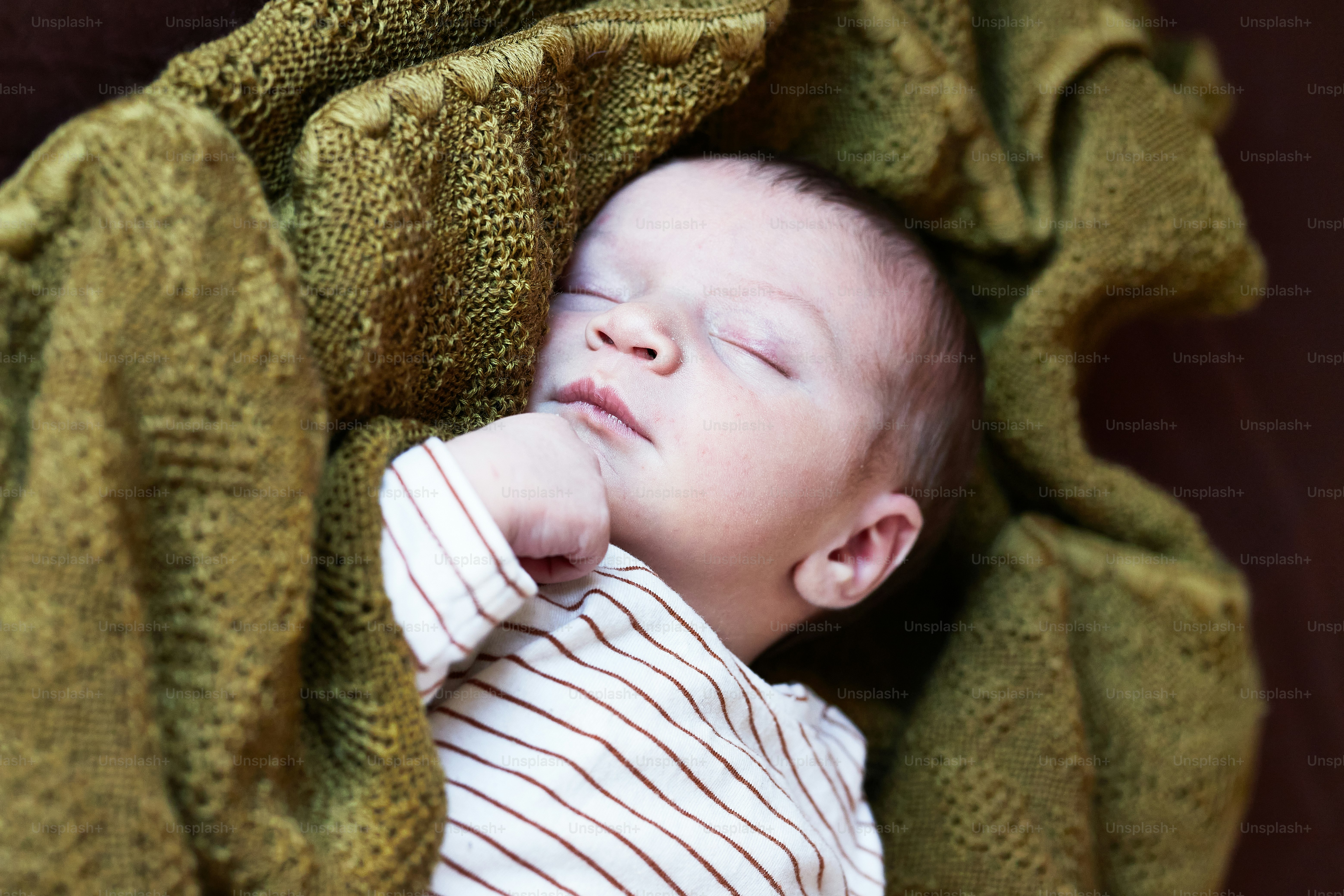 A small baby is sleeping on a blanket photo – Baby Image on Unsplash