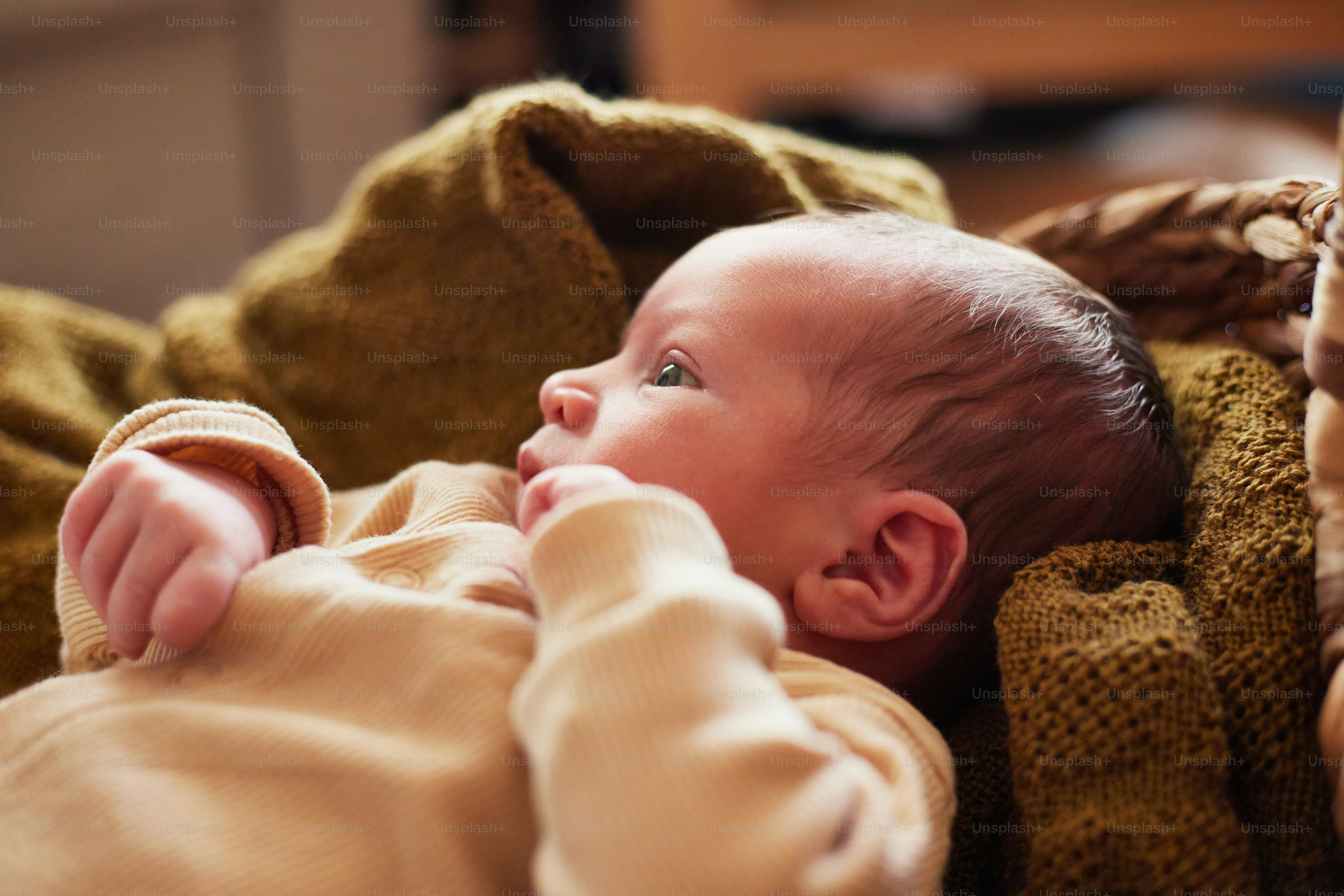 A baby is laying down on a blanket photo – Newborn Image on Unsplash