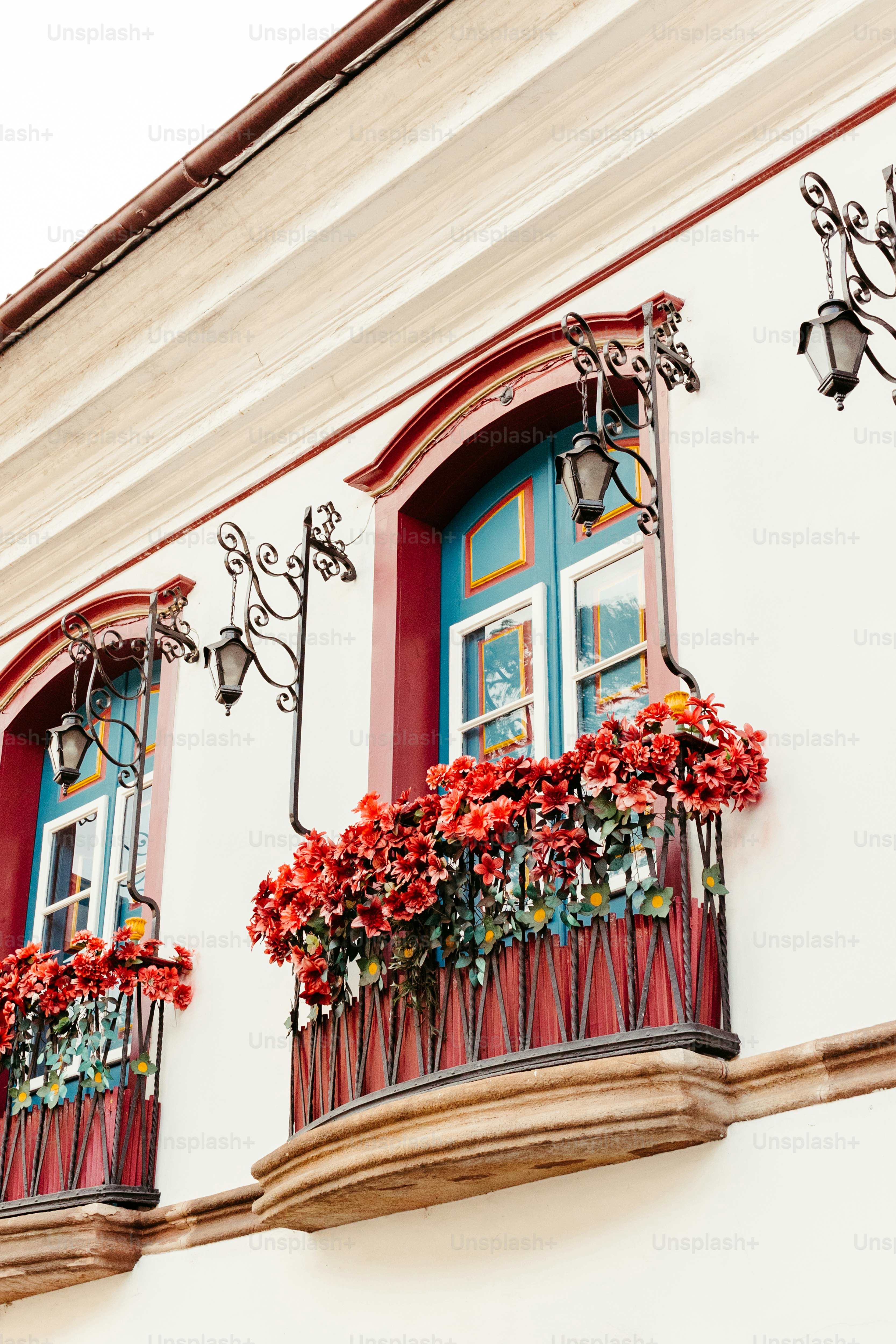 A white building with red and blue windows photo – Window Image on Unsplash