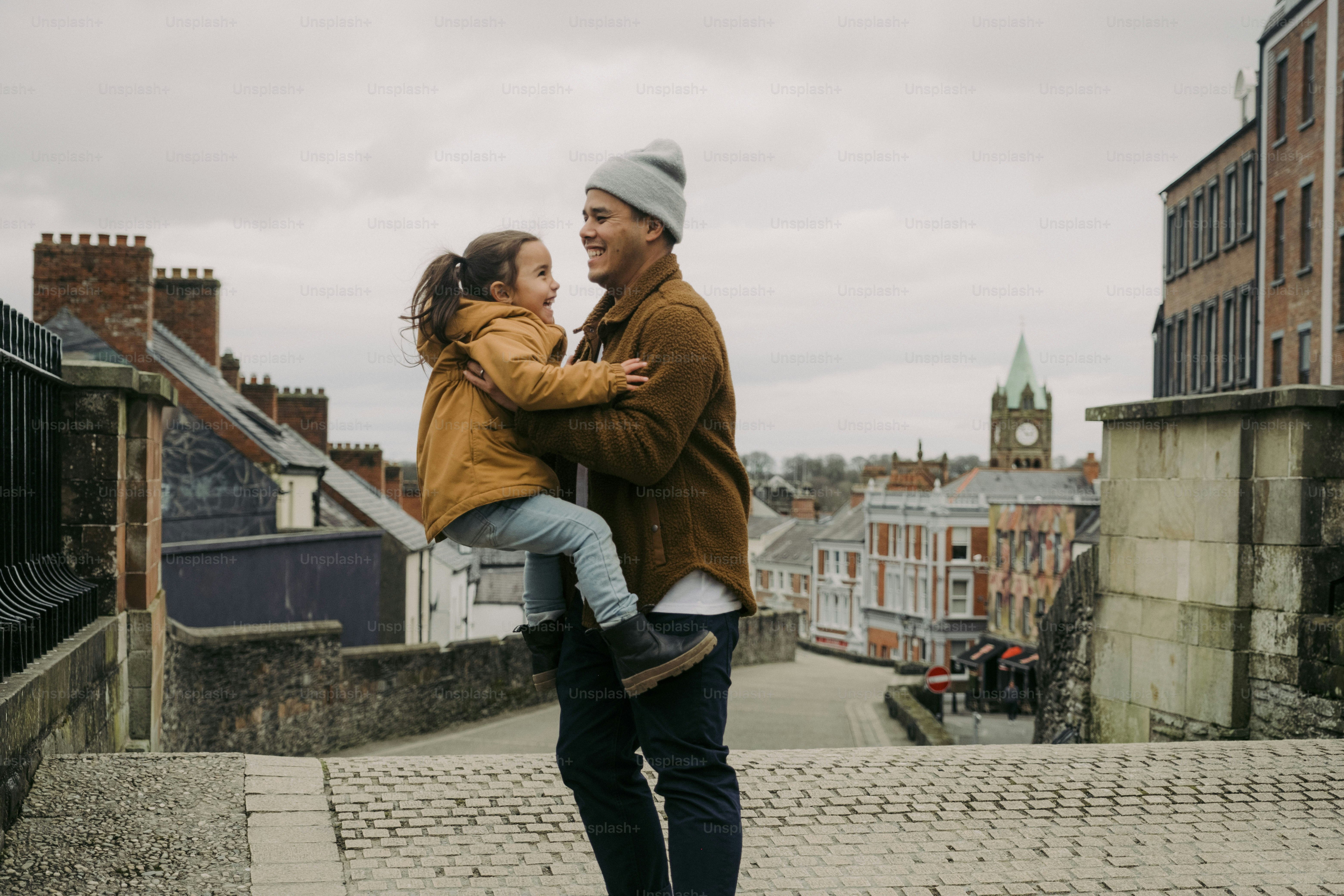 A man carrying a little girl on his back photo – Family Image on Unsplash