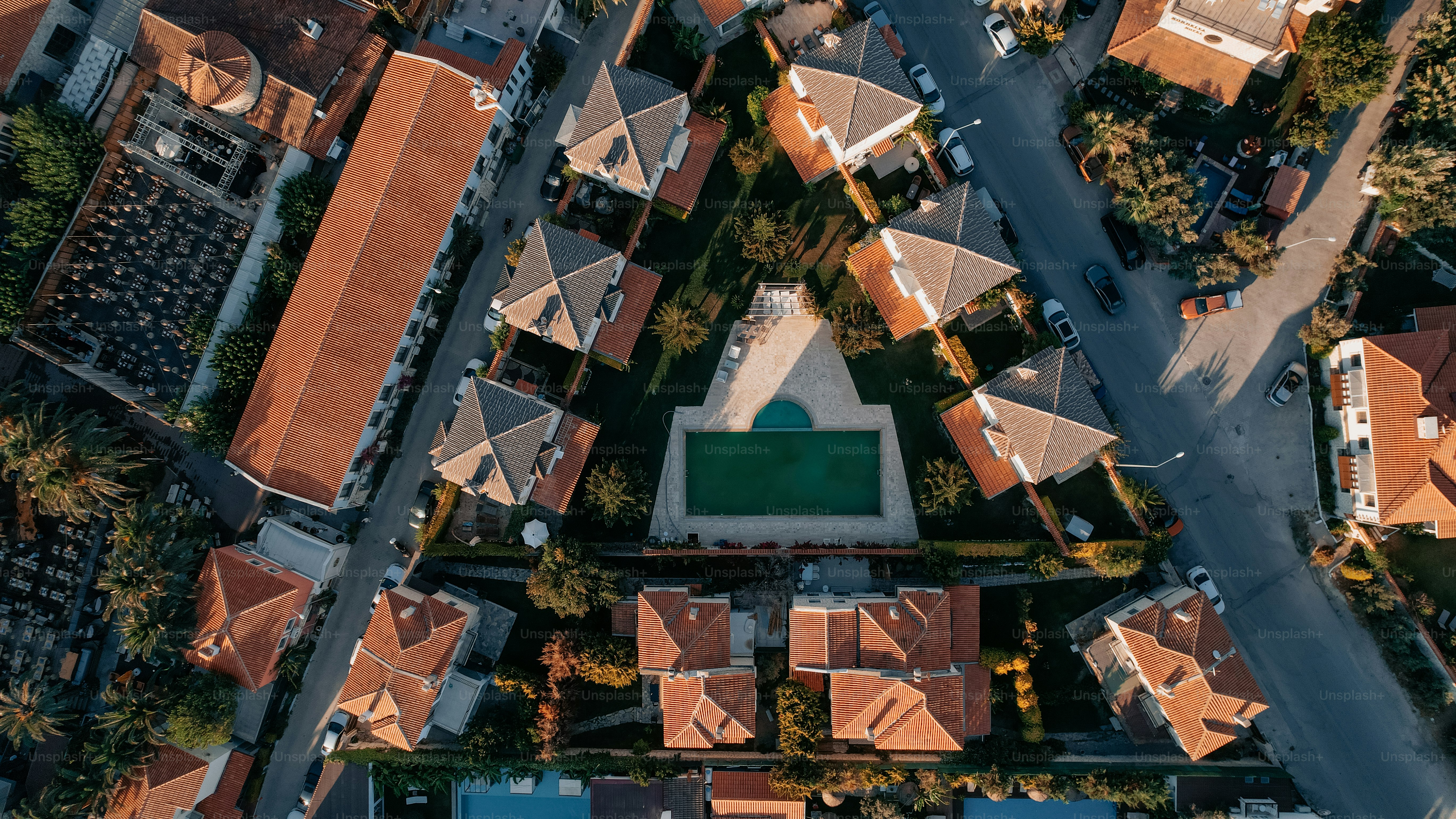 A bird's eye view of a residential area photo – Housing Image on Unsplash