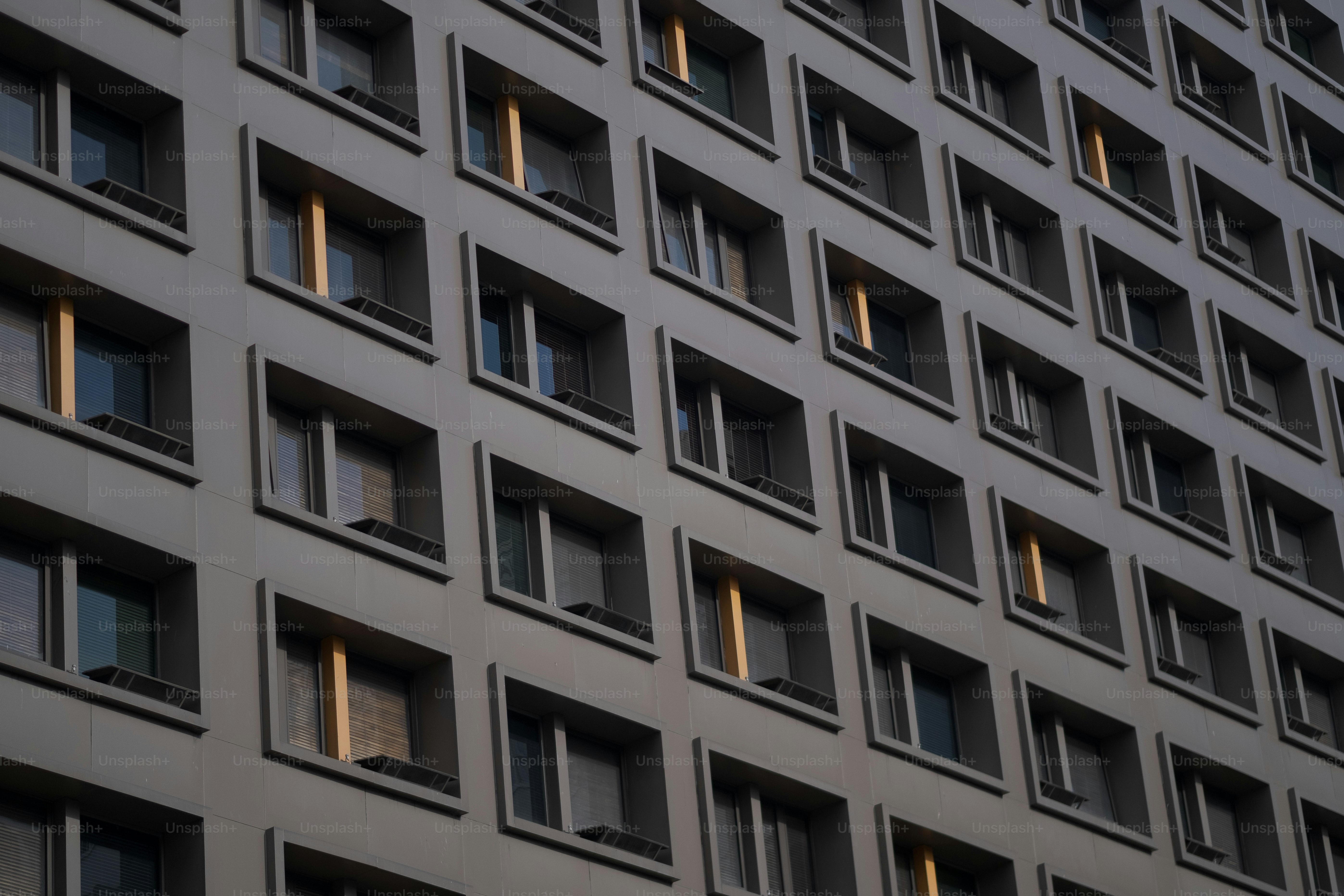 Un edificio muy alto con muchas ventanas foto – Imagen de Arquitectura ...