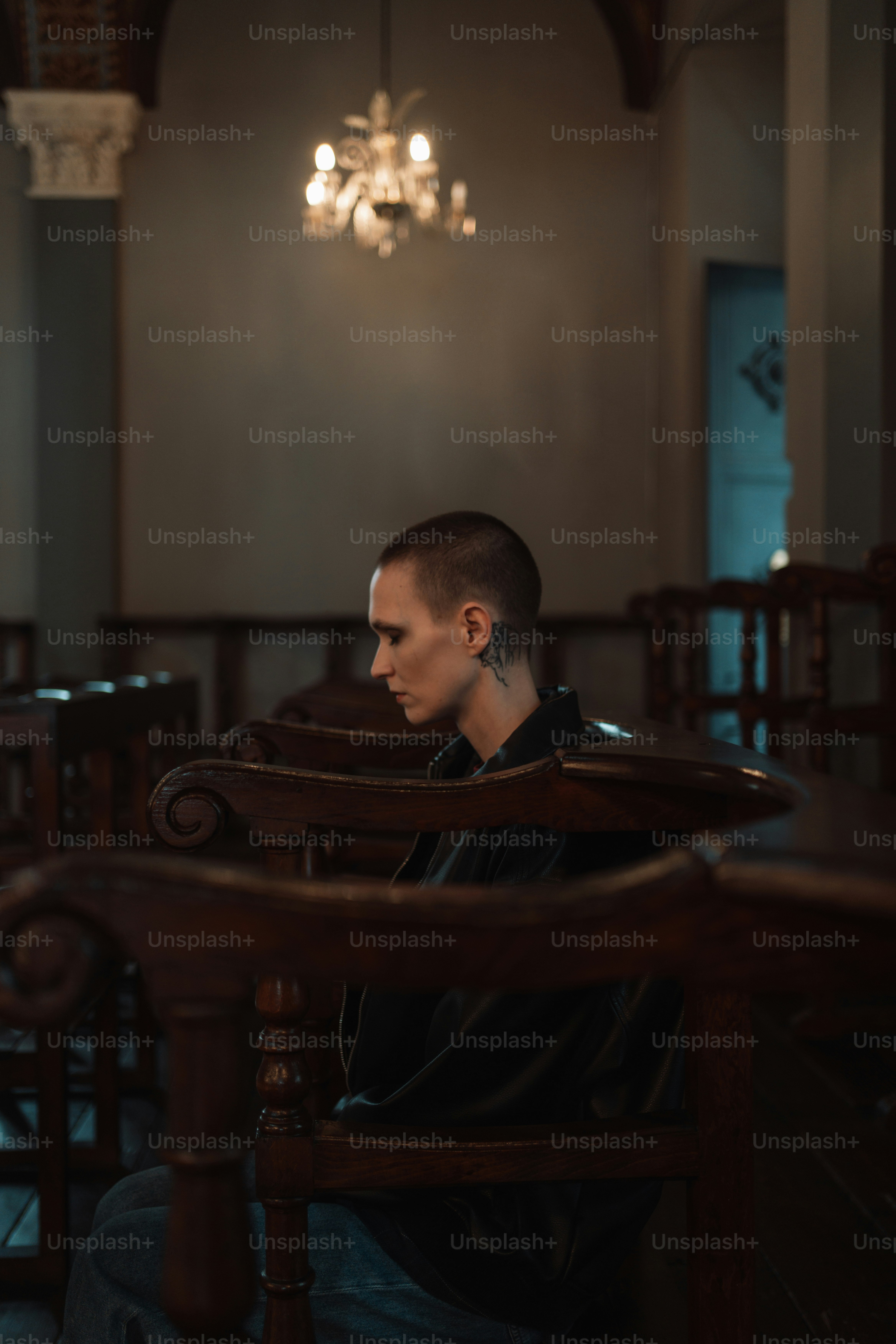 Un homme assis sur une chaise dans une église photo – Foi Photo sur ...
