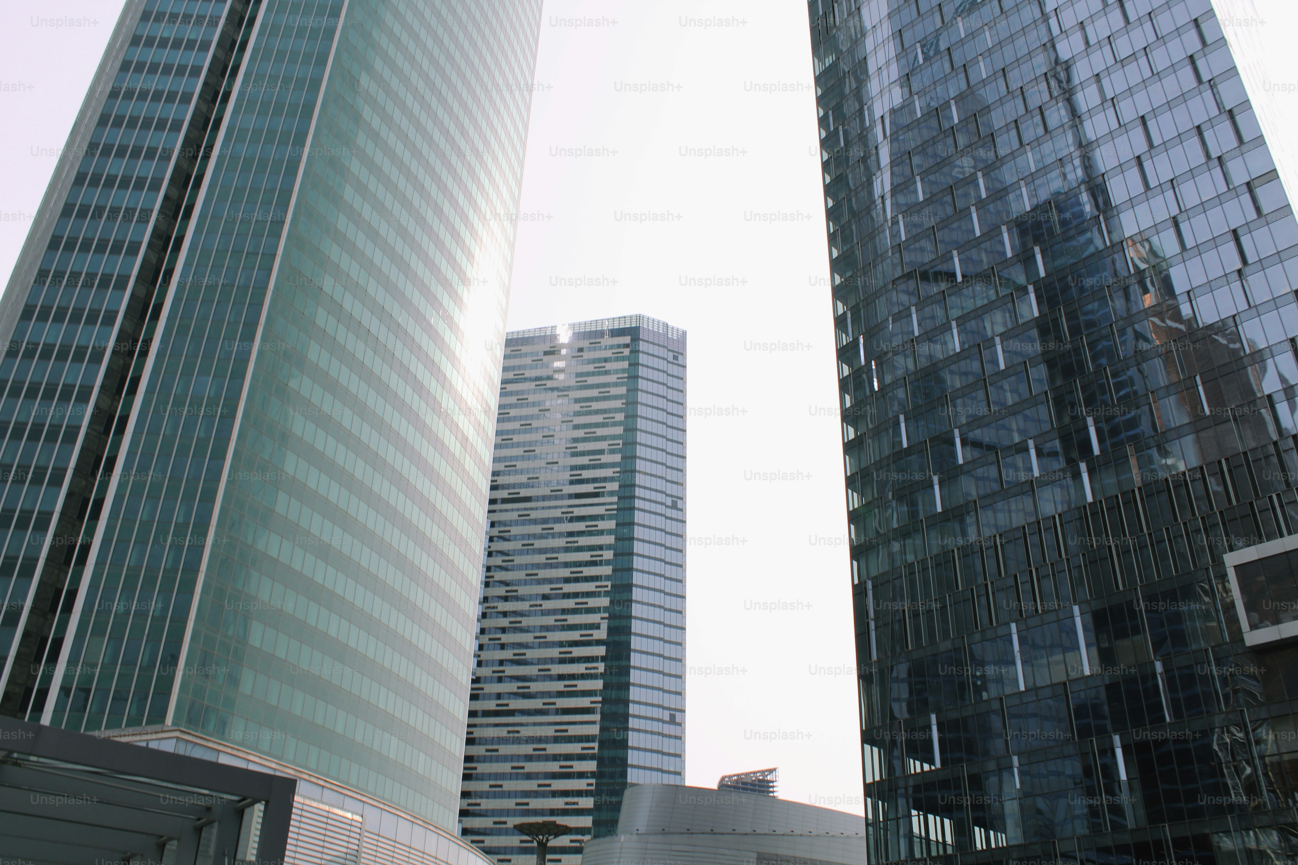 Quelques grands immeubles assis l’un à côté de l’autre photo ...