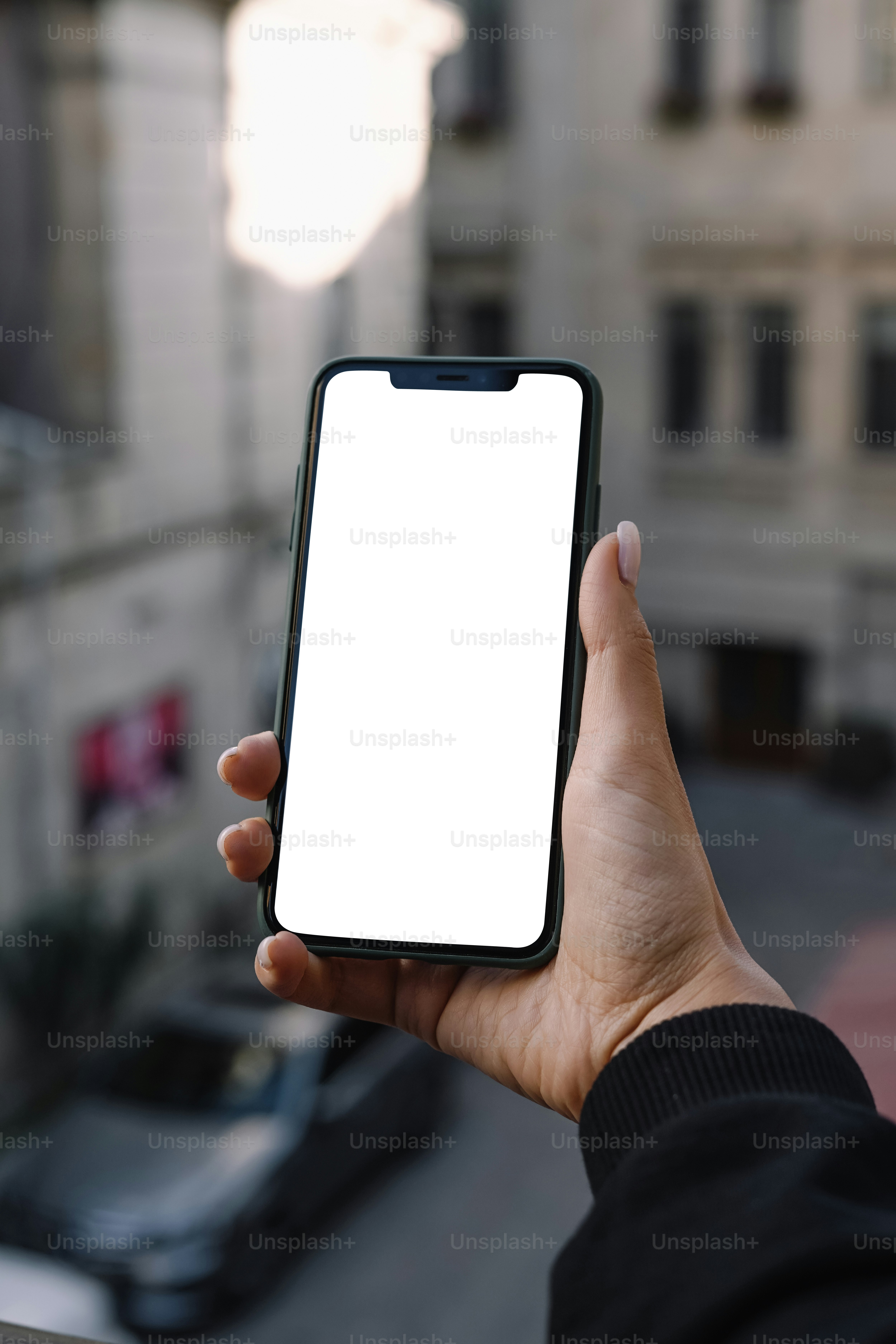 Foto Una persona sosteniendo un teléfono celular con una pantalla ...
