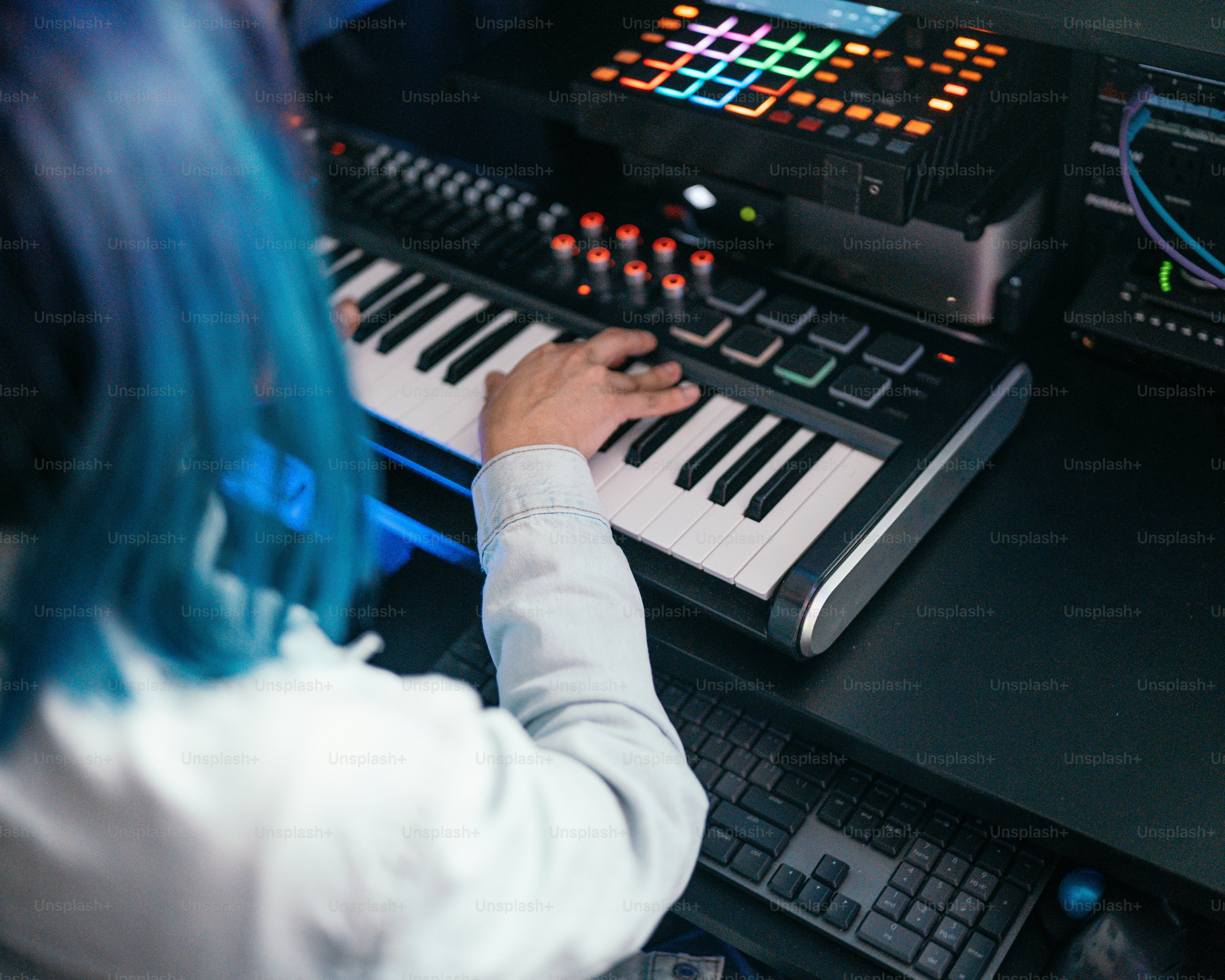 A person sitting at a desk with a keyboard photo – Music Image on Unsplash