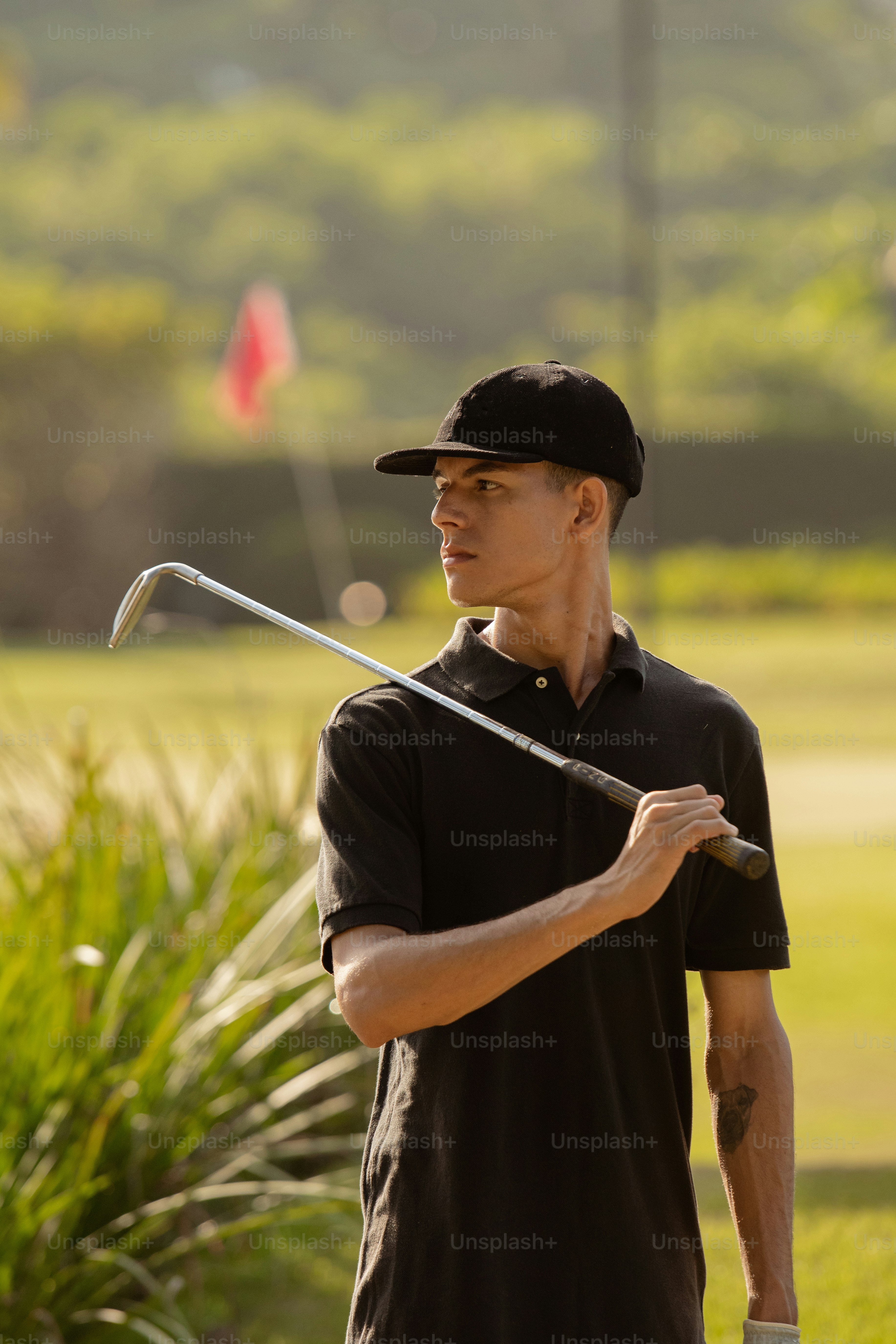 A man holding a golf club in his hand photo – Golfing Image on Unsplash