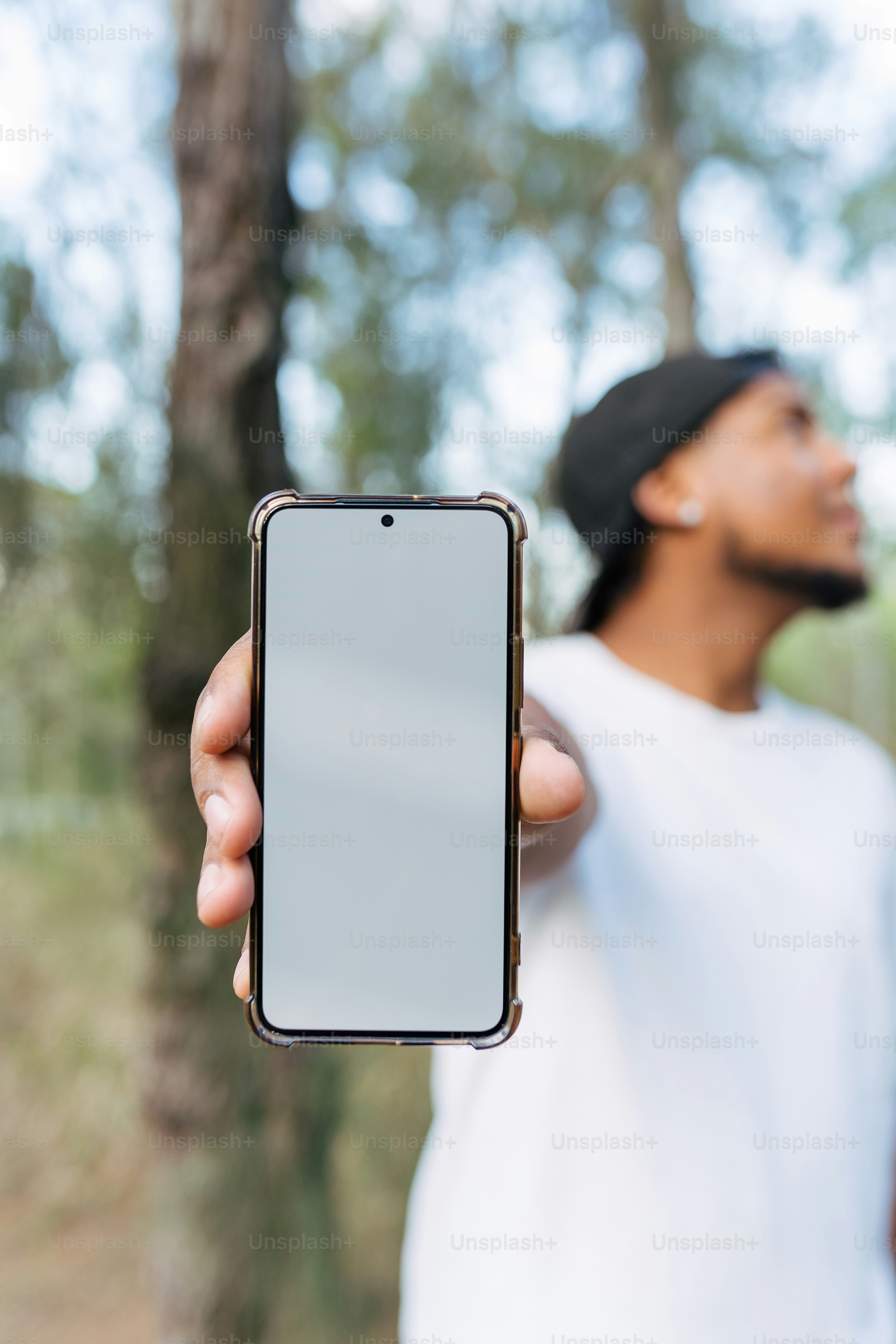 A man holding a cell phone in his hand photo – Mockup Image on Unsplash