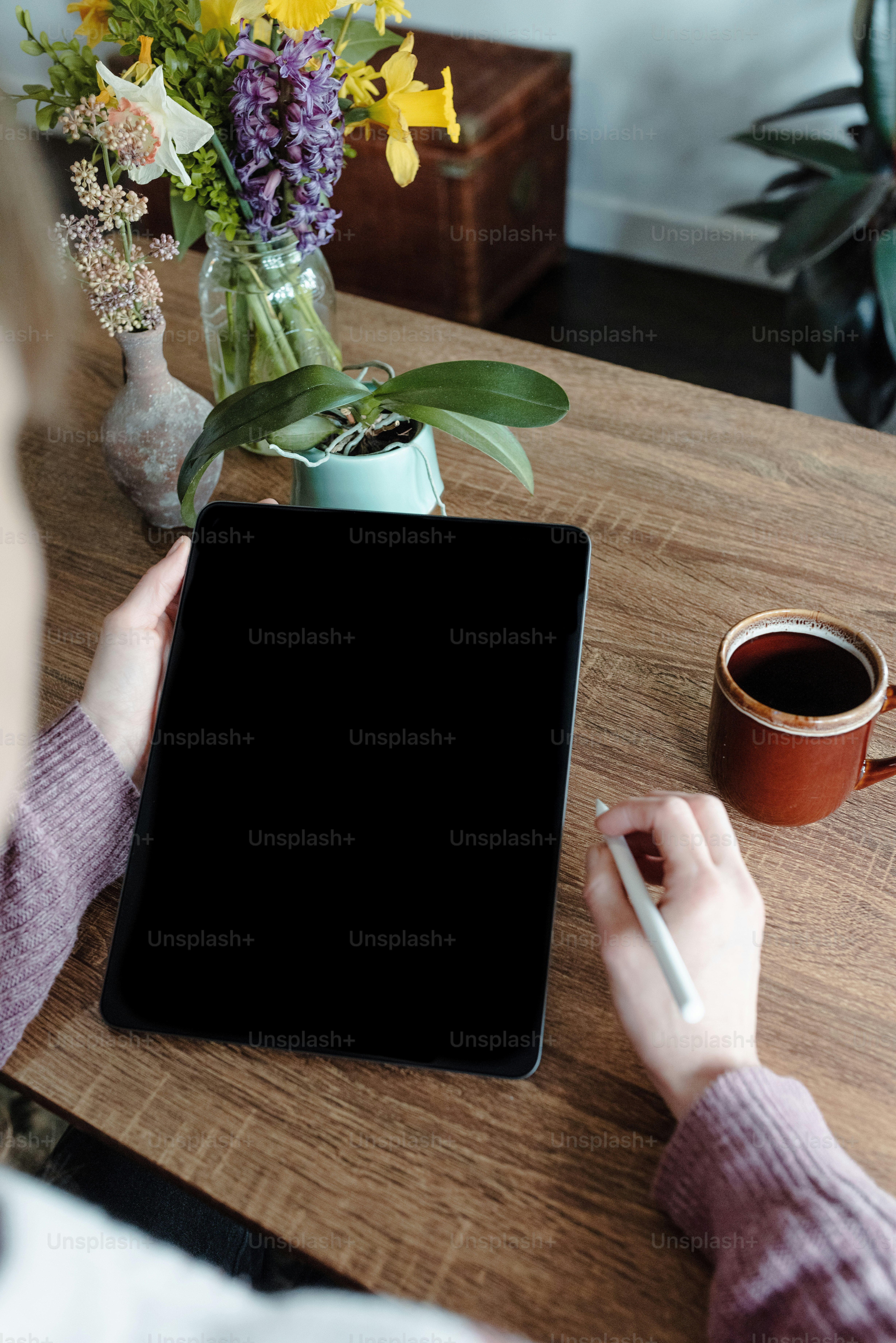 Une tablette posée sur une table blanche photo – La technologie Photo ...