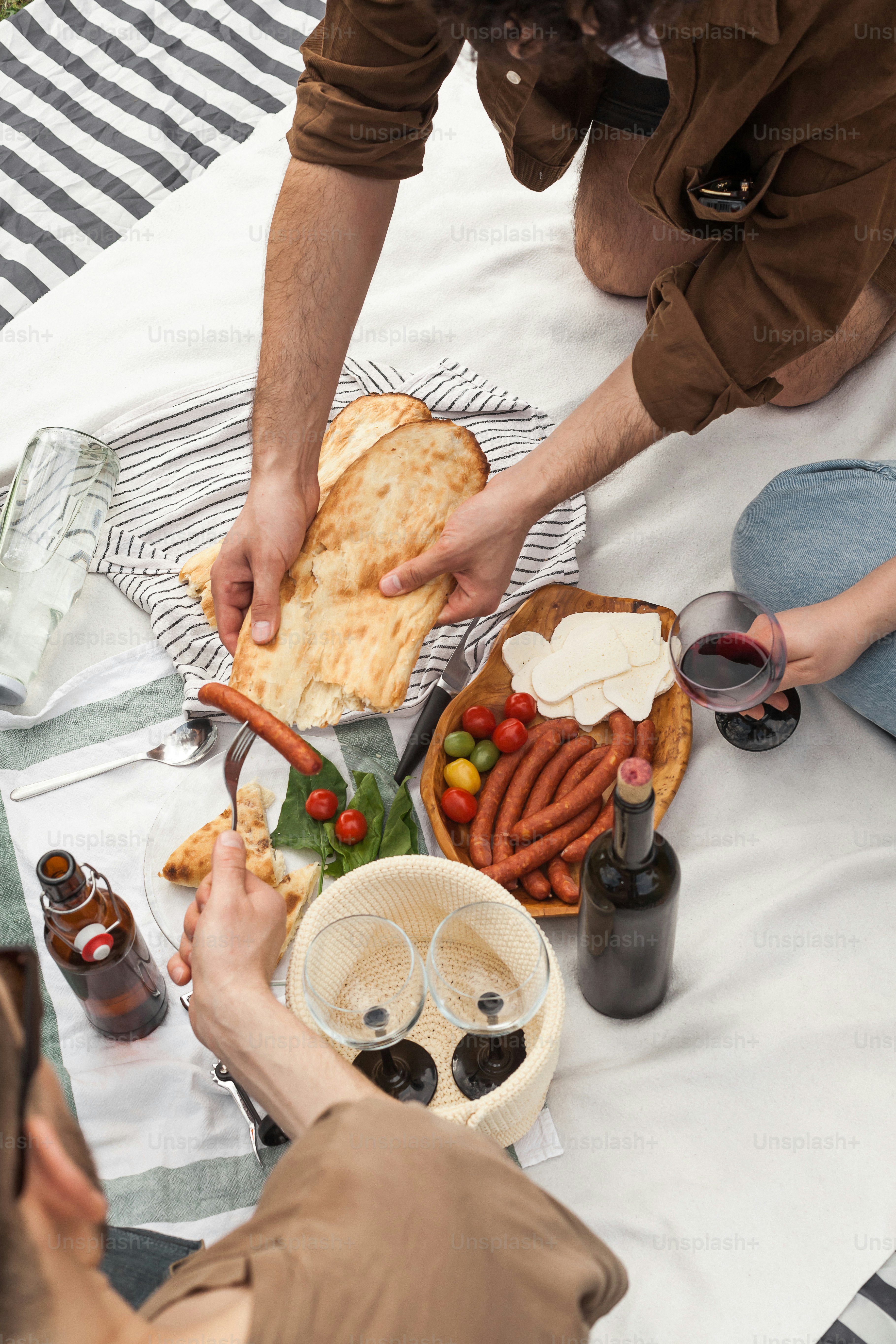 Un groupe de personnes assises autour d’une table avec de la nourriture ...