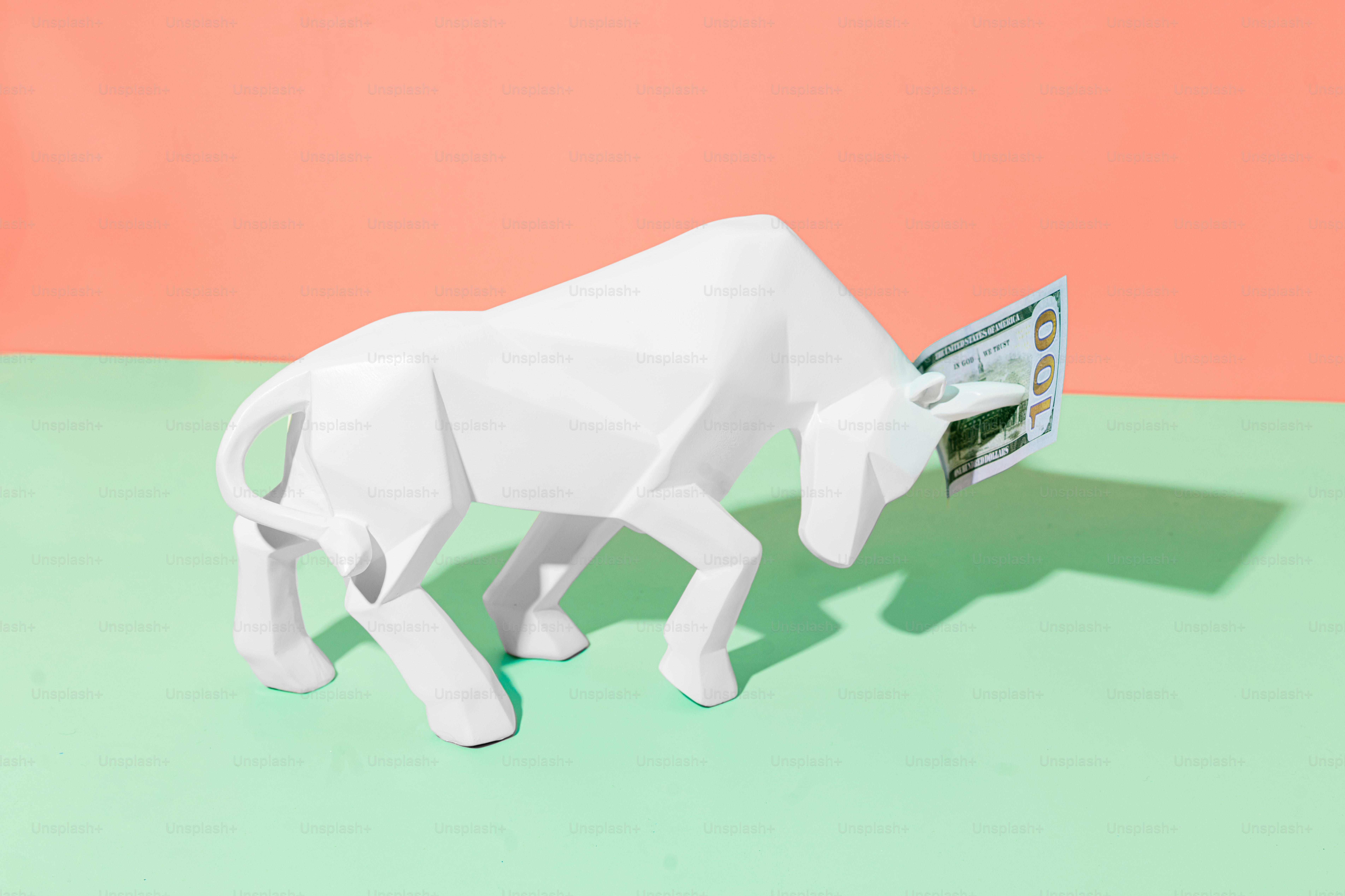 Foto Un maché de papel de un toro blanco sobre un fondo verde y rosa ...