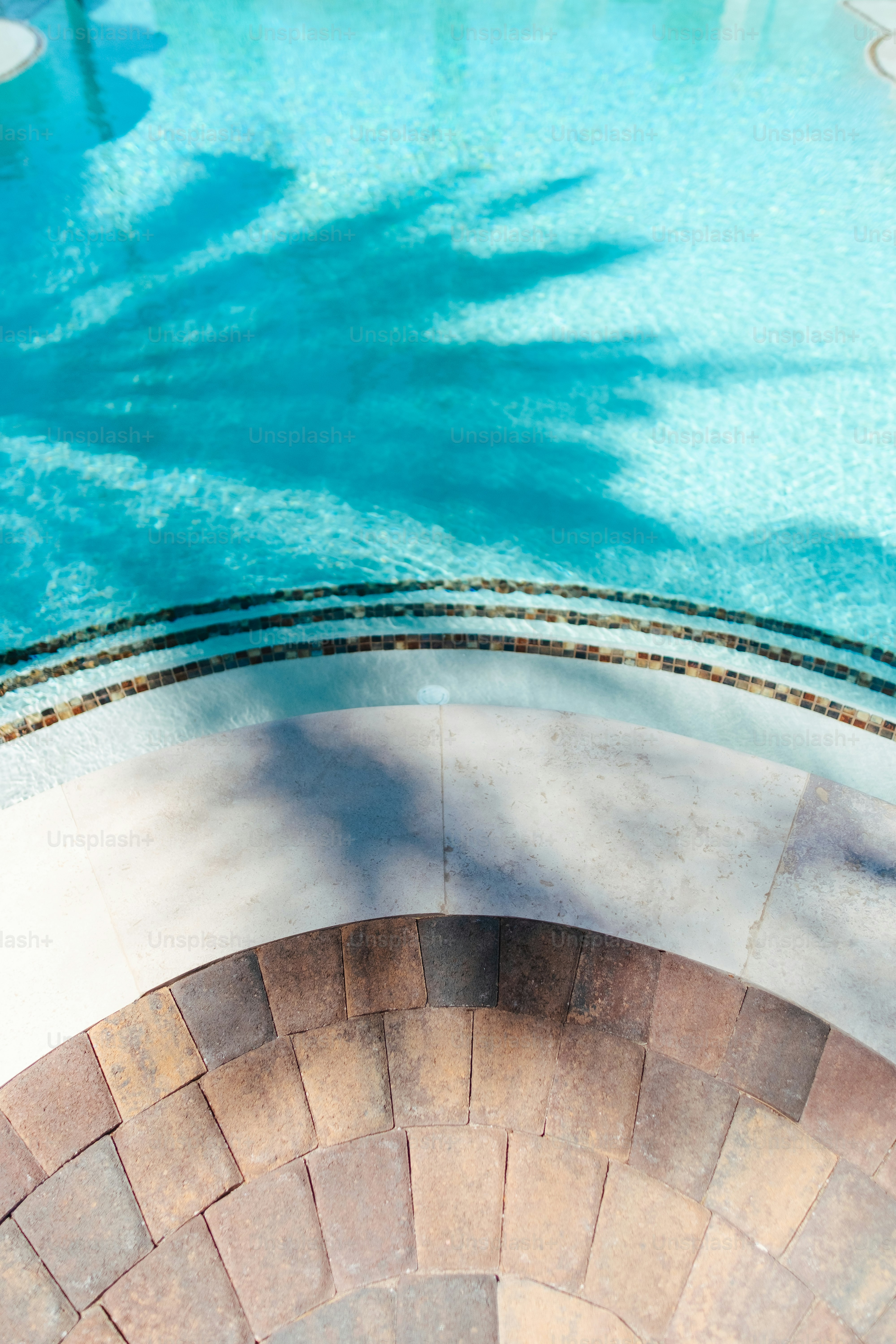A view of a swimming pool from above photo – Wallpaper Image on Unsplash