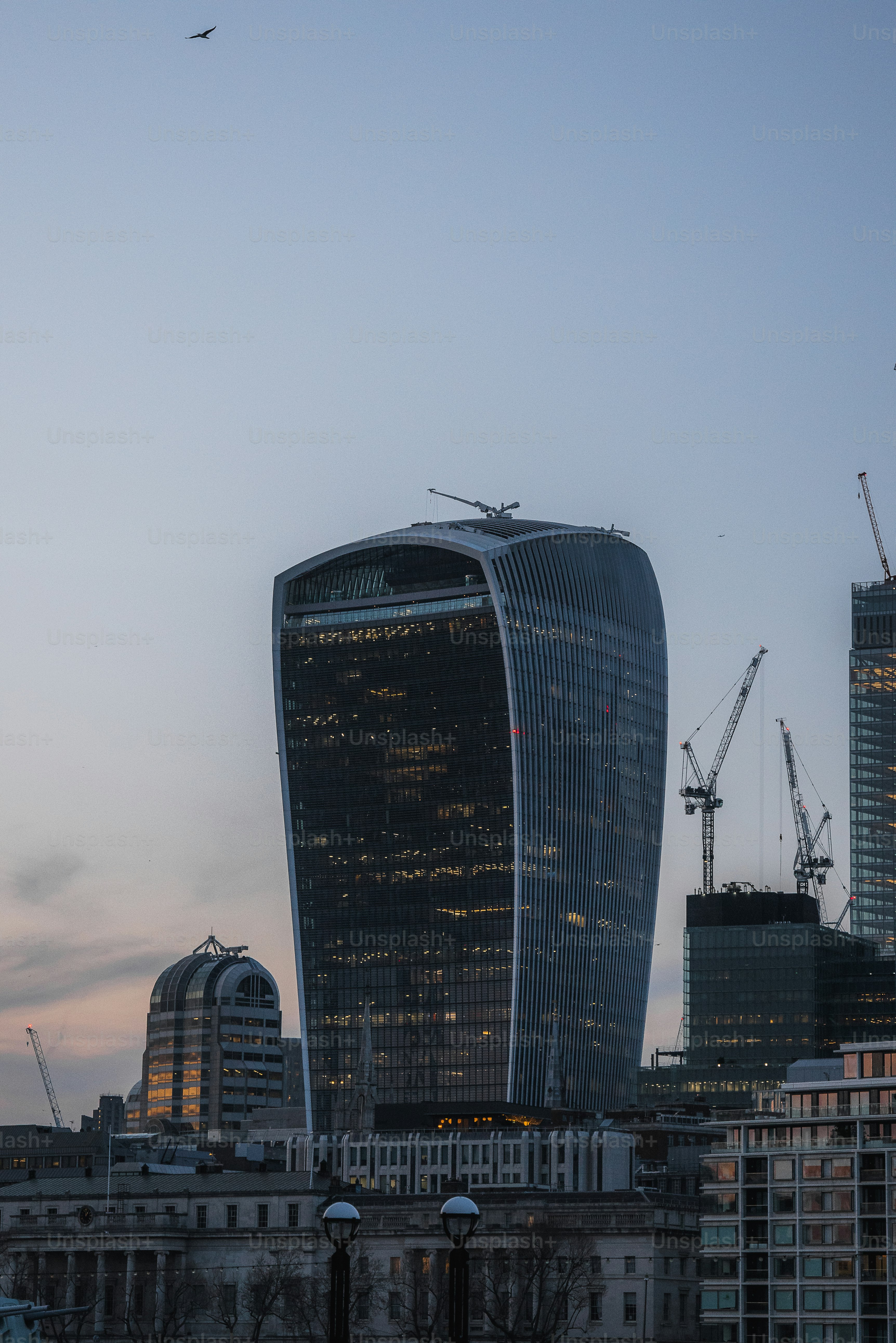 A very tall building in the middle of a city photo – London Image on ...