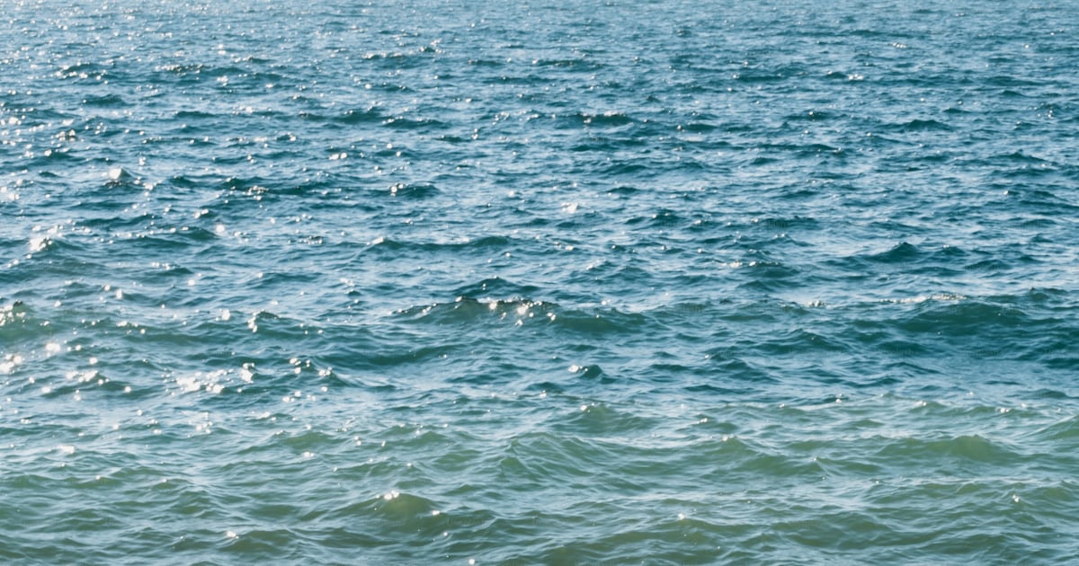 水域の隣に座っている一対の金属棒の写真 夏 Unsplashの写真