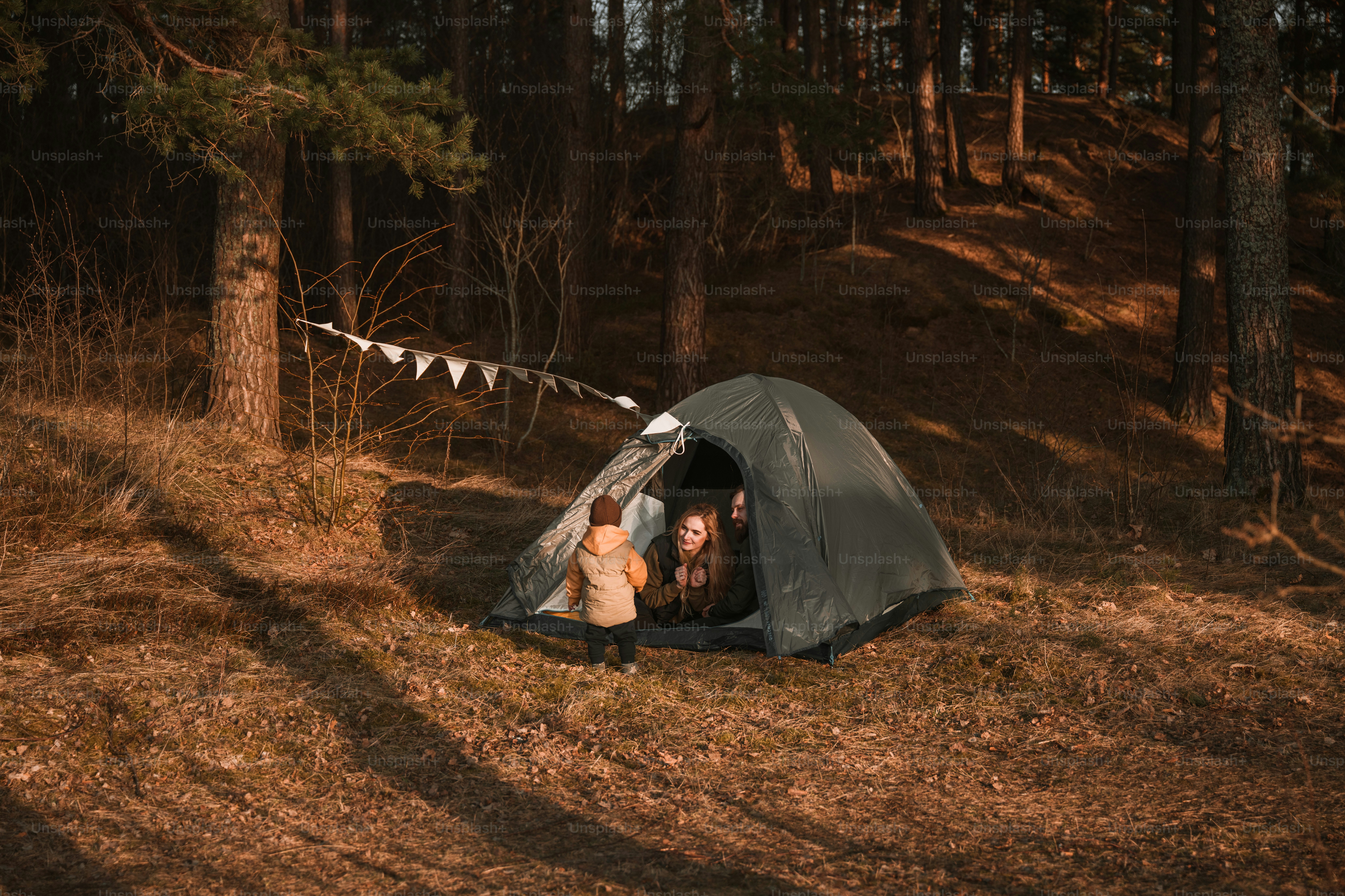 A couple of people sitting inside of a tent photo – Tent Image on Unsplash