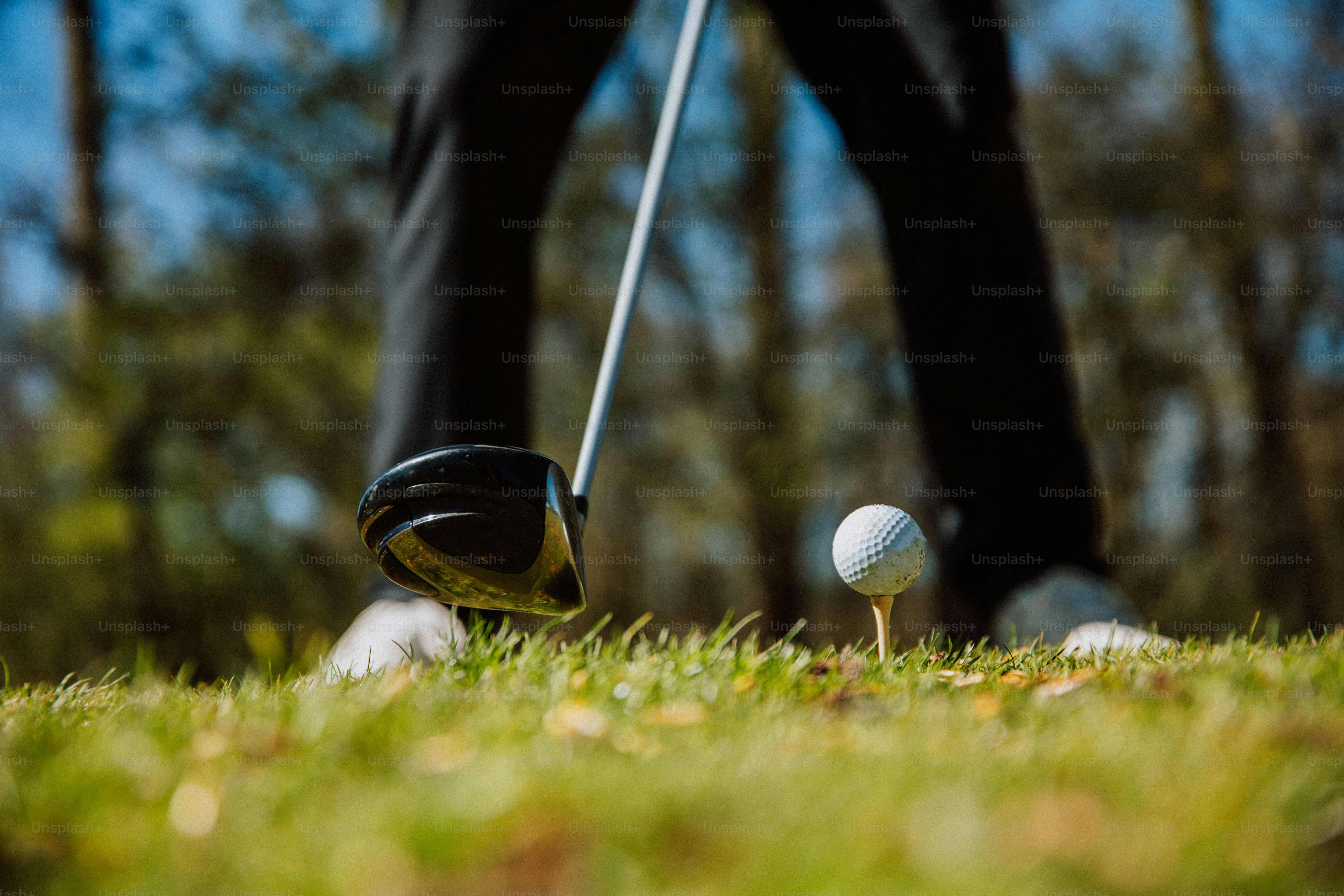 A golf ball and a golf club in the grass photo – Sport Image on Unsplash