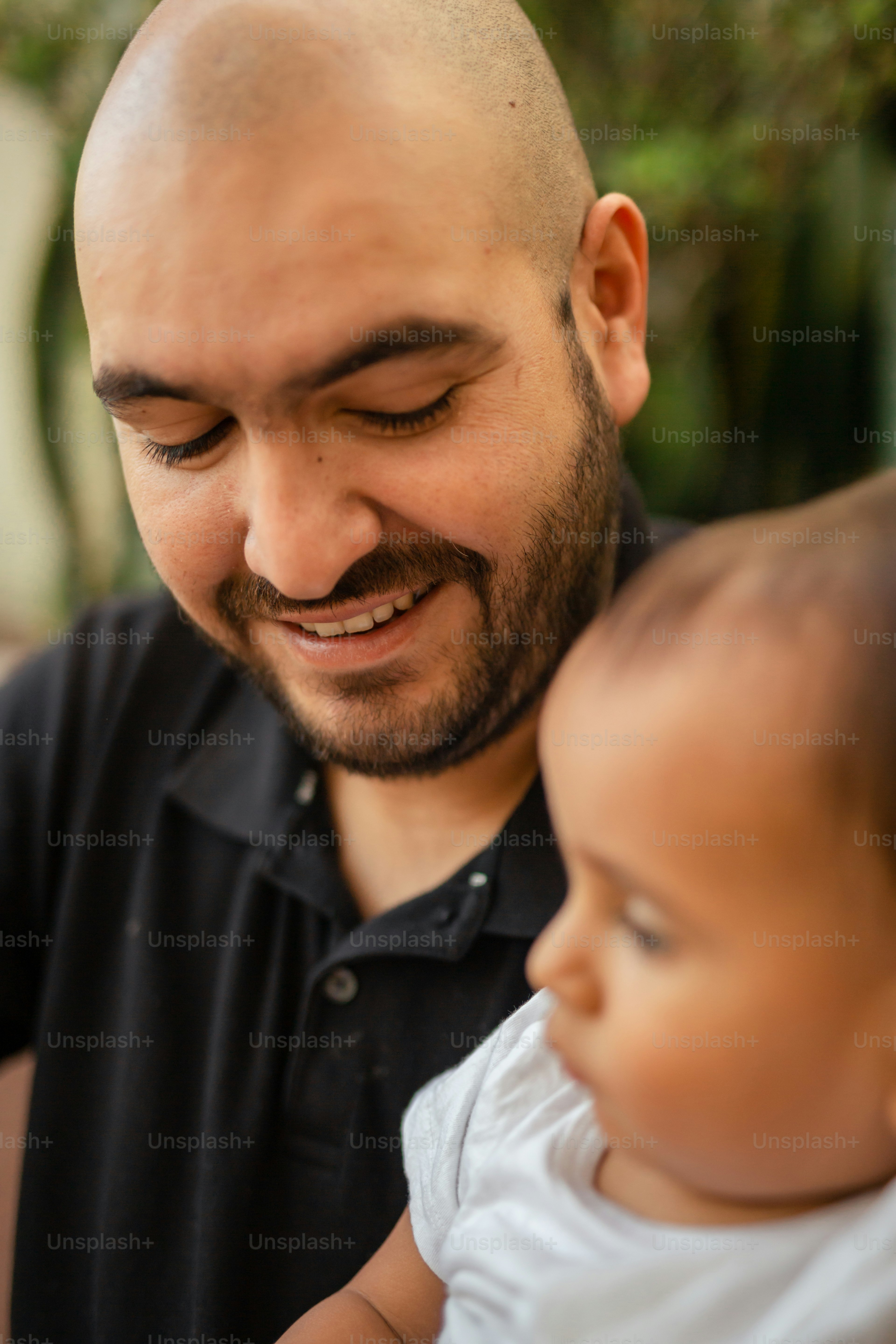Foto Un hombre calvo sosteniendo a un bebé en sus brazos – Familia ...