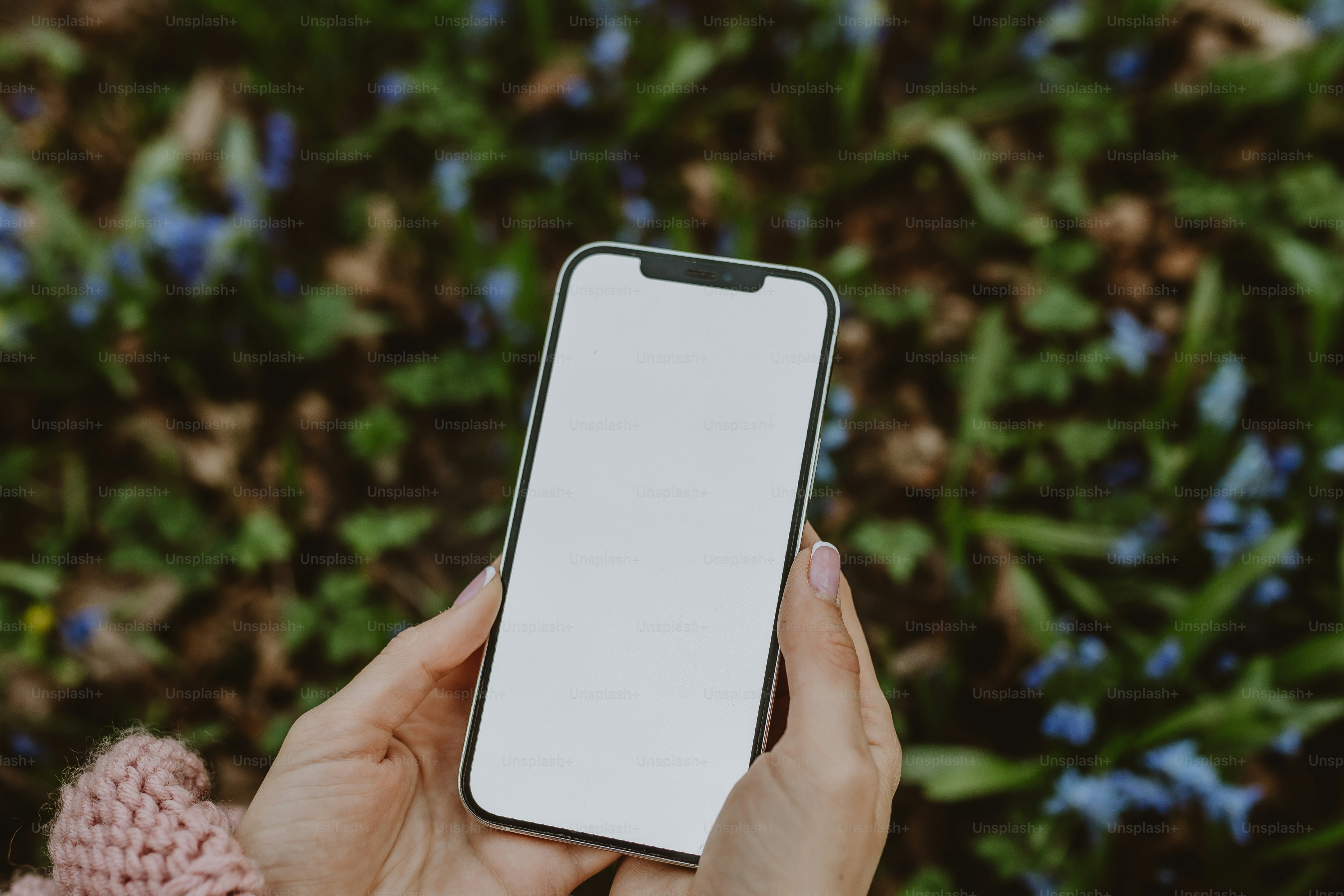 A man holding a smart phone in his hand photo – Phone Image on Unsplash
