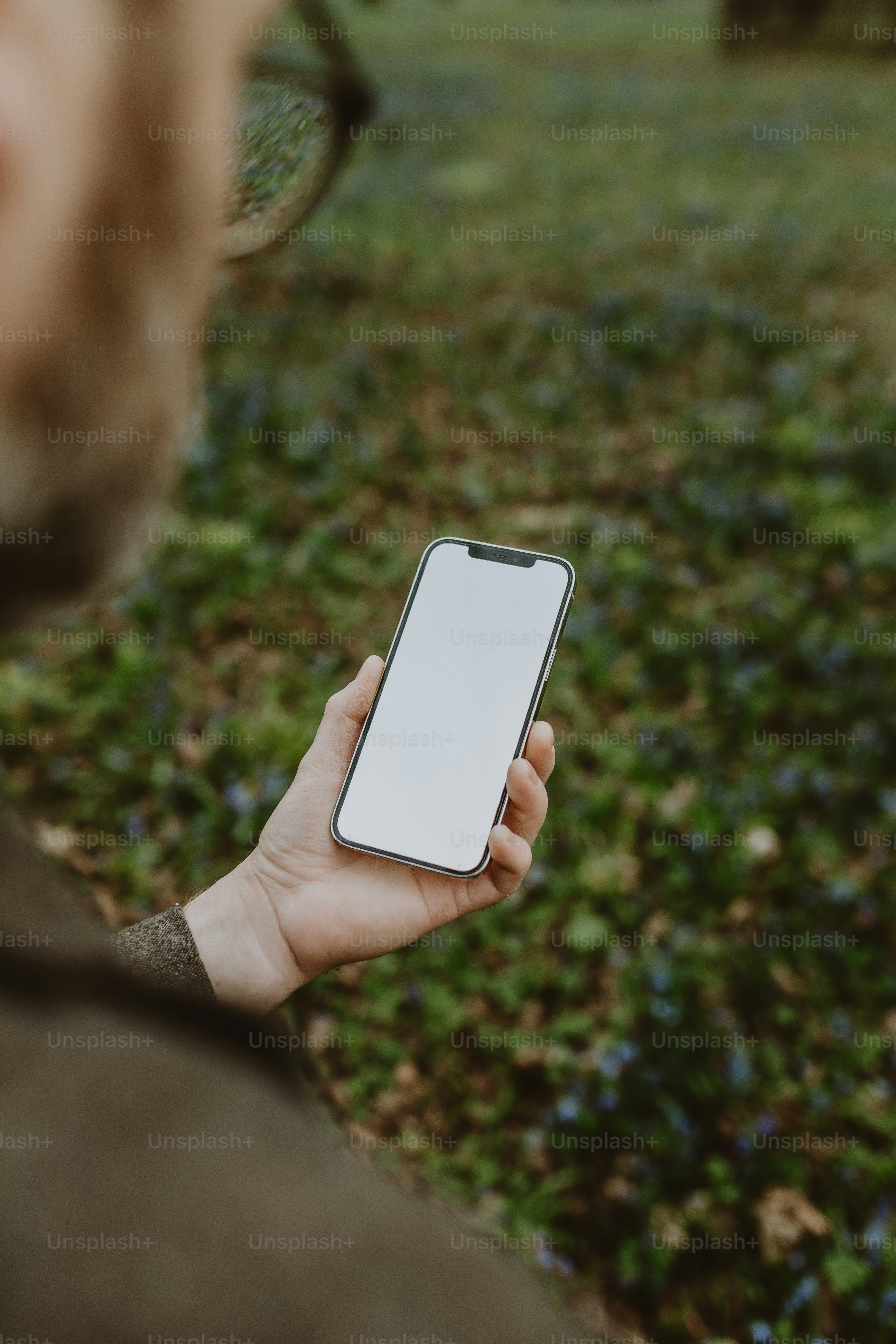 A man holding a smart phone in his hand photo – Apple iphone x Image on ...