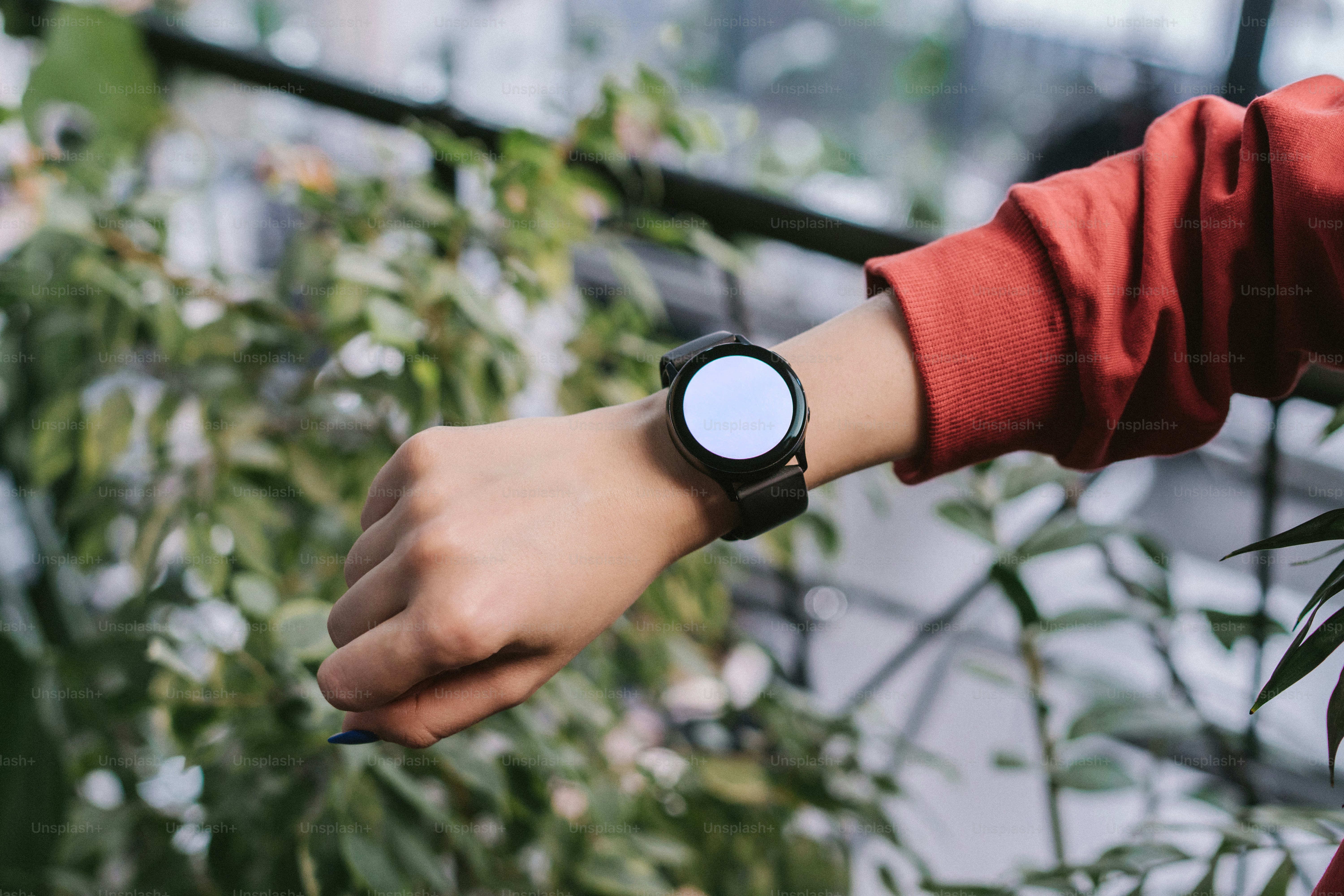 A person with a watch on their wrist photo – Smart watch Image on Unsplash