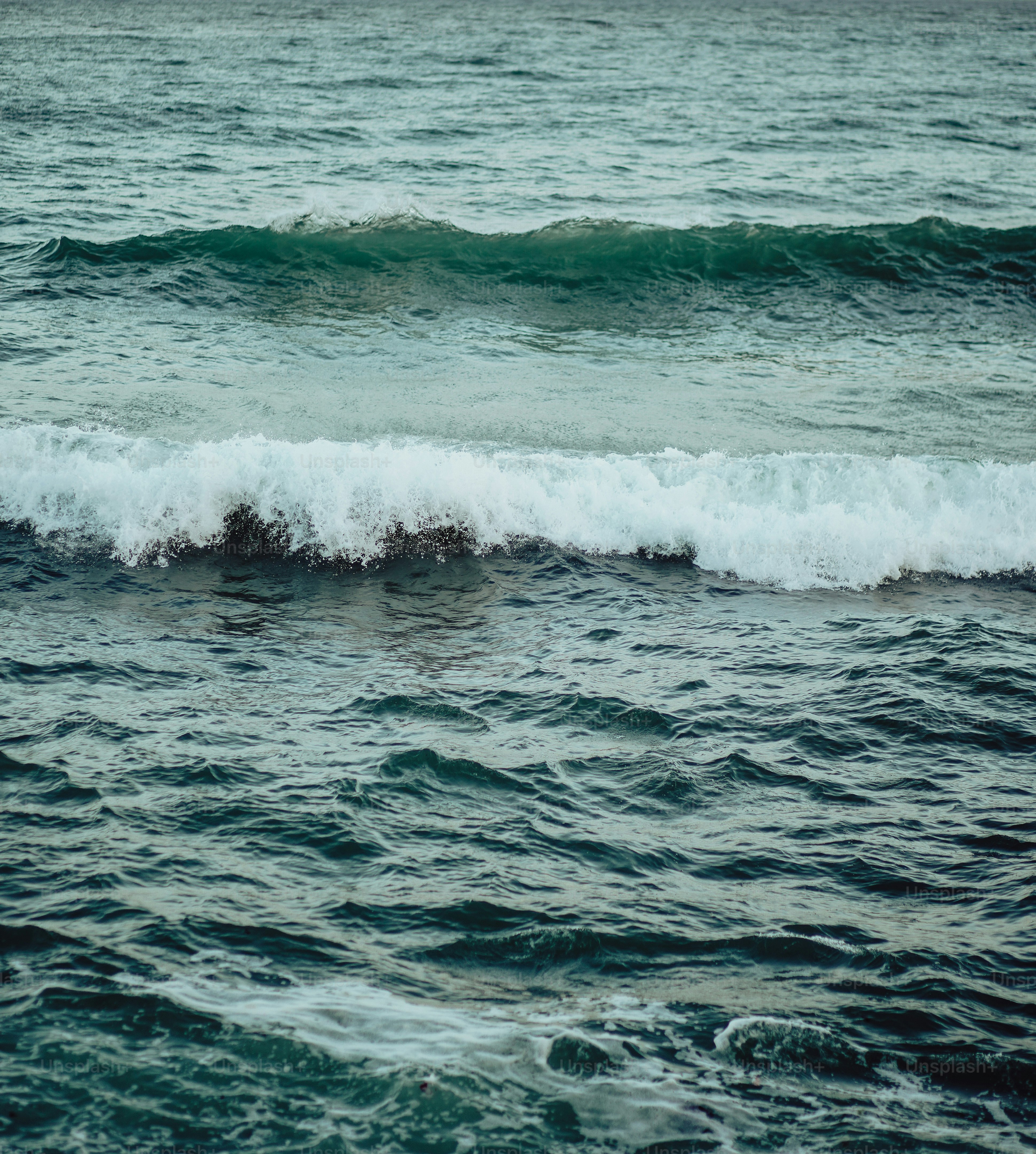 Un grand plan d’eau avec des vagues qui arrivent photo – L'eau Photo ...