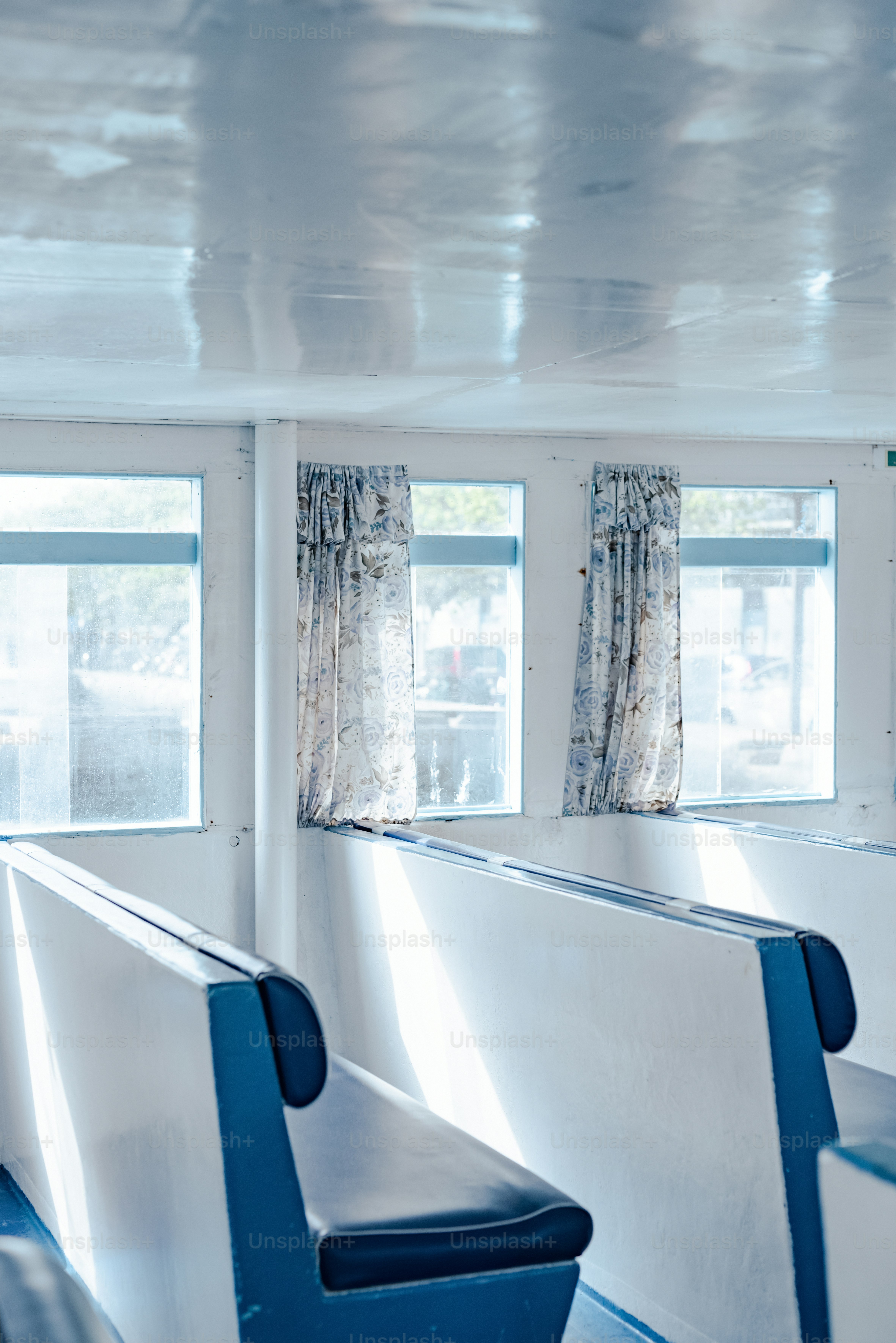 A row of seats sitting next to each other in a room photo – Travel ...