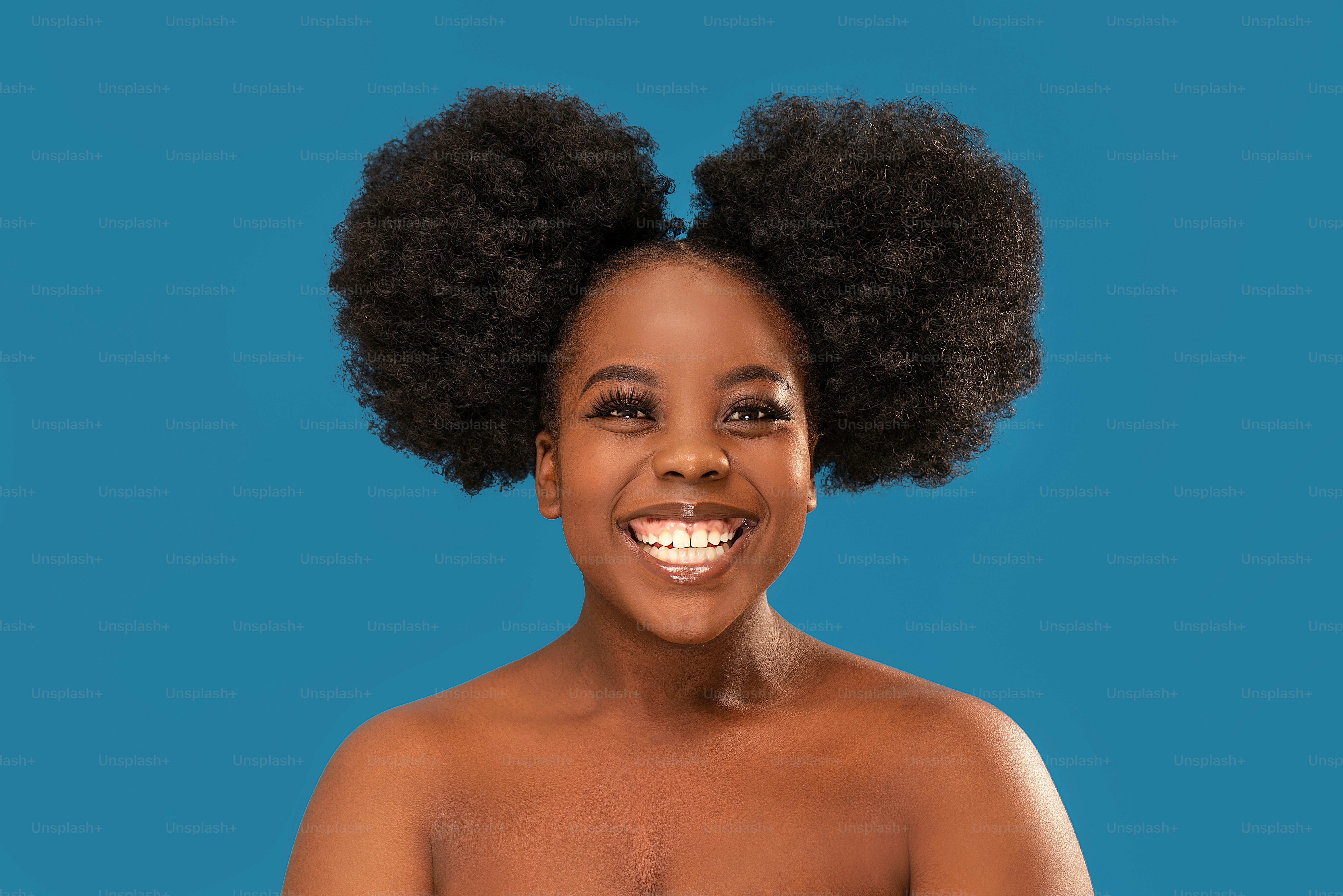 Femme heureuse souriante. Beauté portrait féminin. Jeune femme afro ...