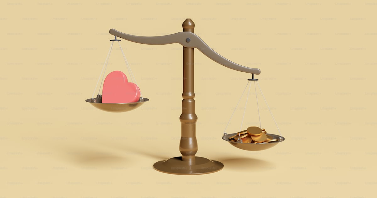 가벼운 쪽에 하트가 있고 무거운 쪽에 동전이 있습니다 경제 건강 사랑 및 우선 순위의 개념 3d 렌더링 사진