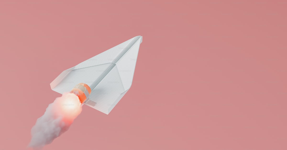 프로펠러가 있는 종이비행기가 빨간 배경에 불을 뿜고 있다 시작과 교육 개념 3d 렌더링 사진 Unsplash의 교육 이미지