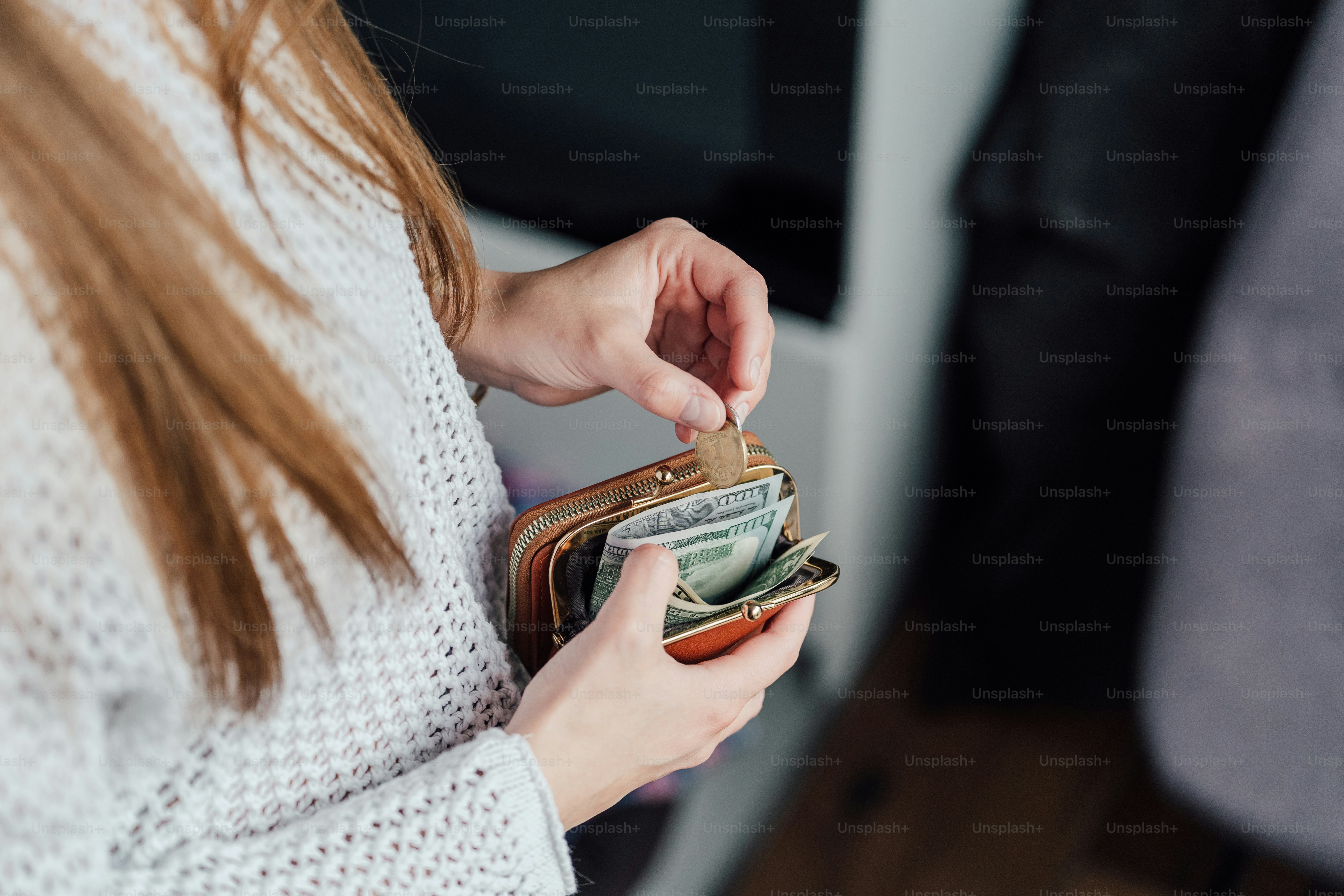 A woman holding a wallet in her hand photo – Wages Image on Unsplash