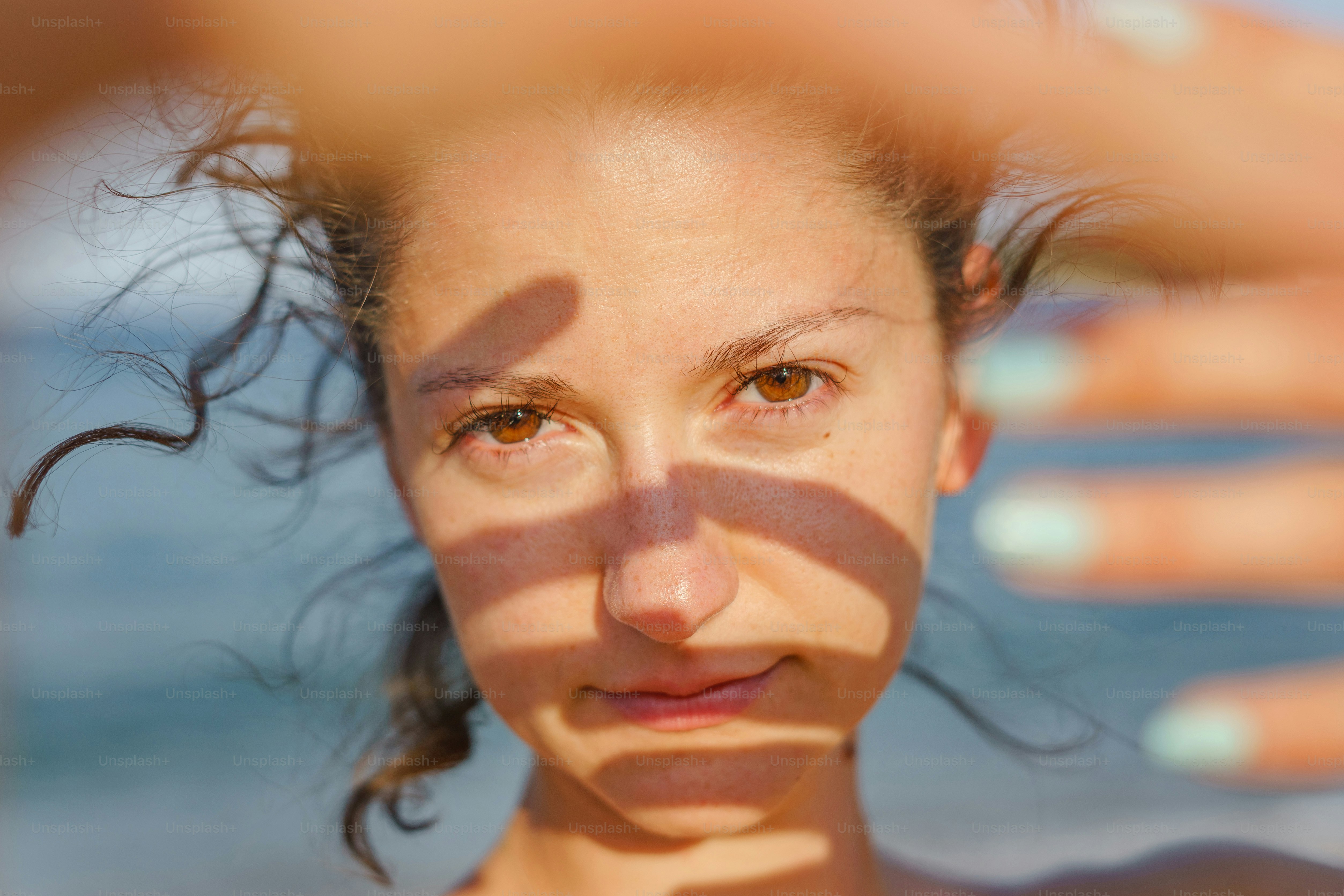 Portrait de jeune femme en journée ensoleillée d’été ou de printemps ou ...
