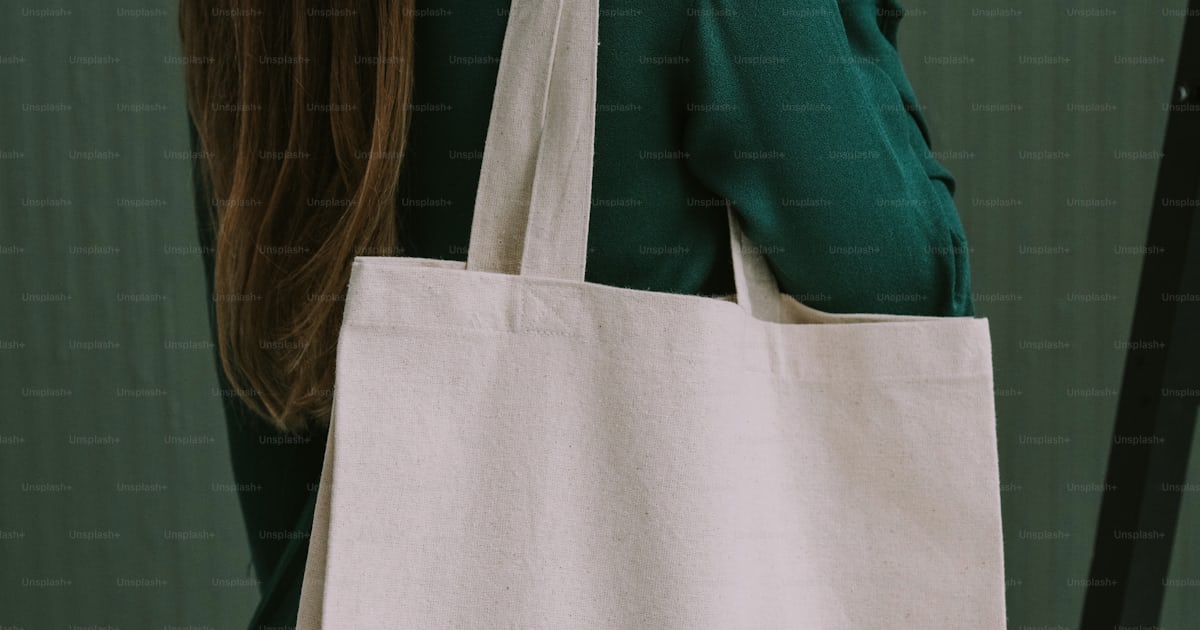 하얀 토트백을 들고 있는 여자 사진 Unsplash의 토트 백 이미지