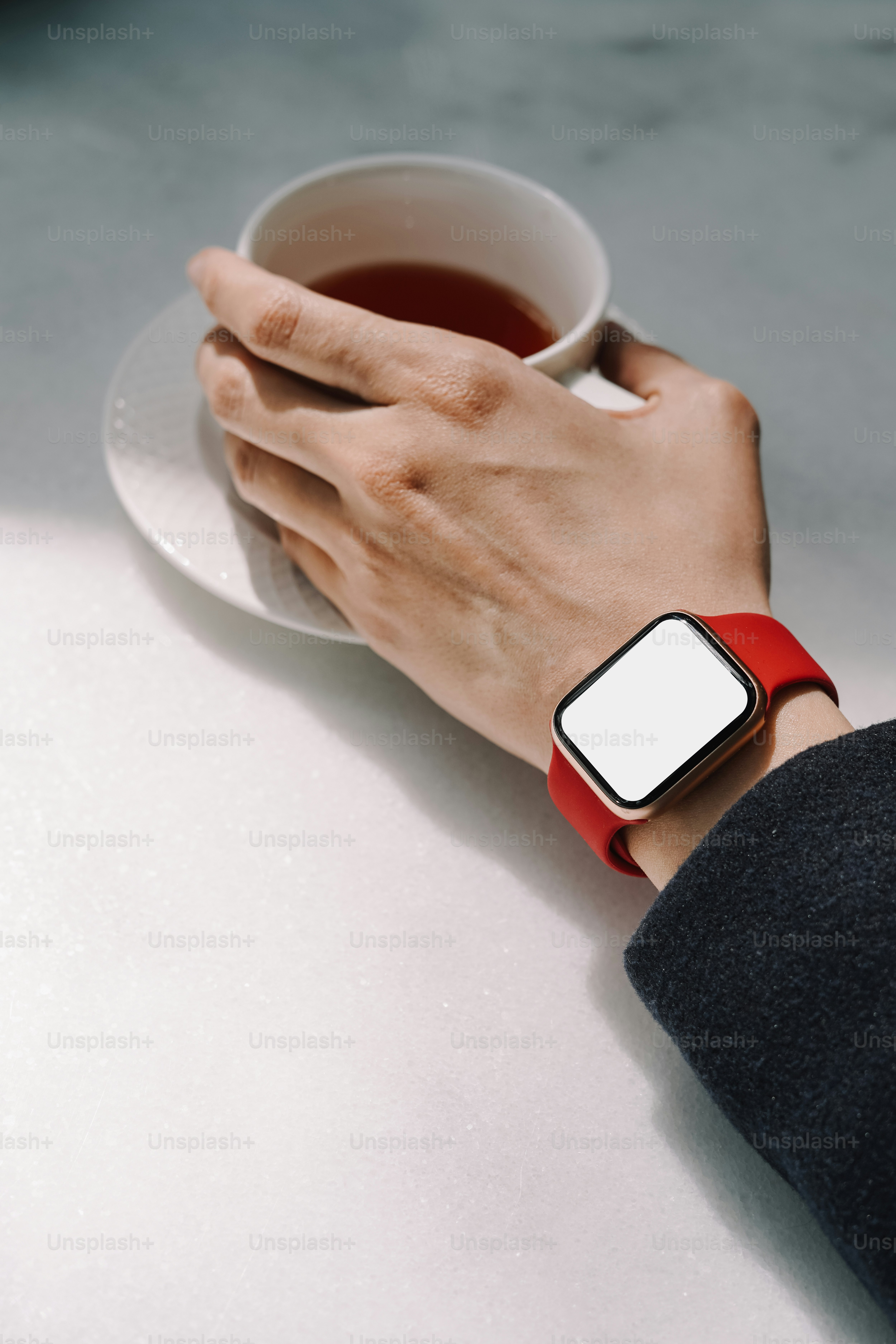 A person holding a cup of tea in their hand photo – Tea Image on Unsplash