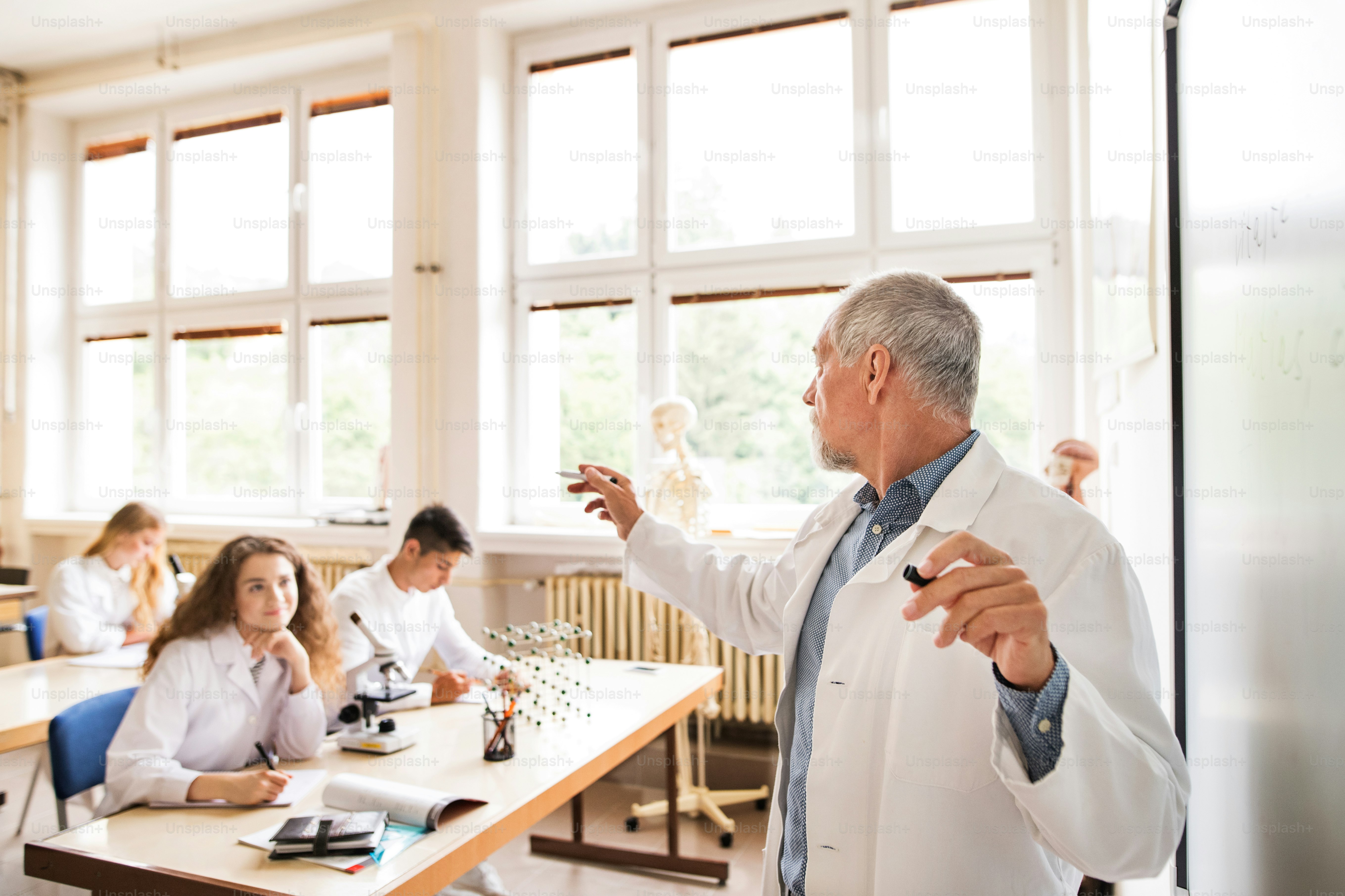 Professeur principal enseignant la biologie à son lycéen en laboratoire ...