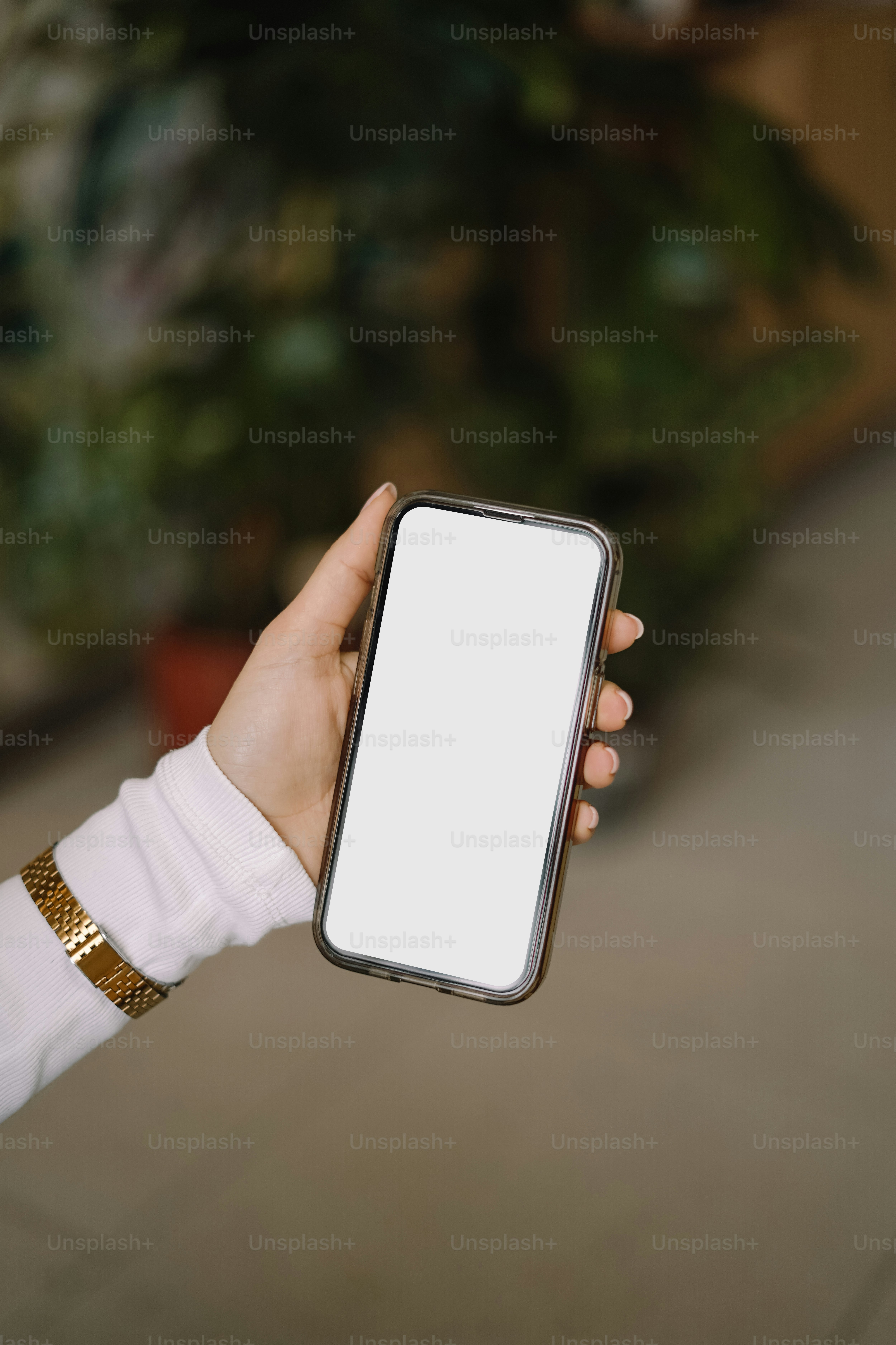 A person holding a cell phone in their hand photo – Phone hand Image on ...