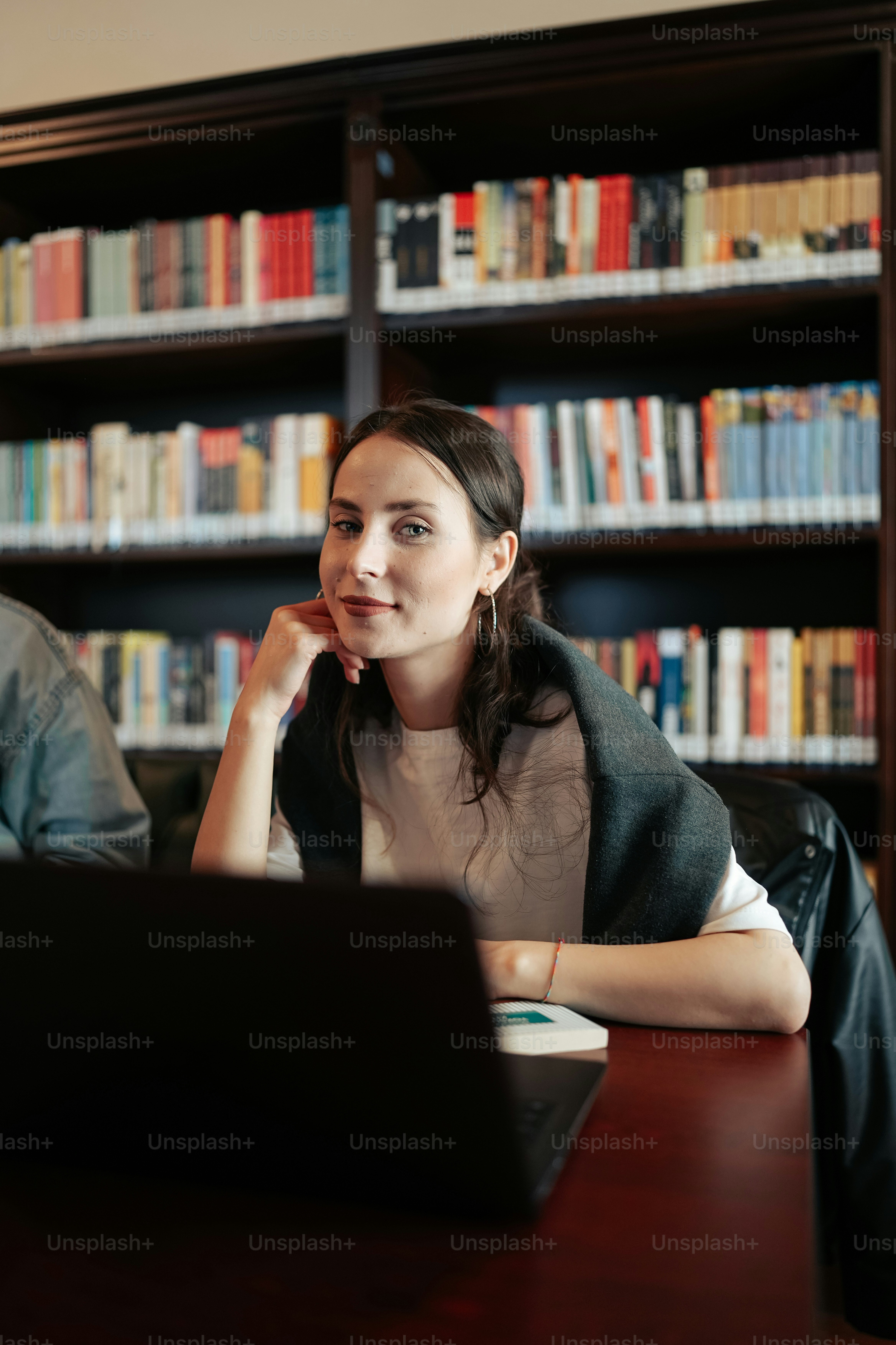 Woman In Library Pictures | Download Free Images on Unsplash
