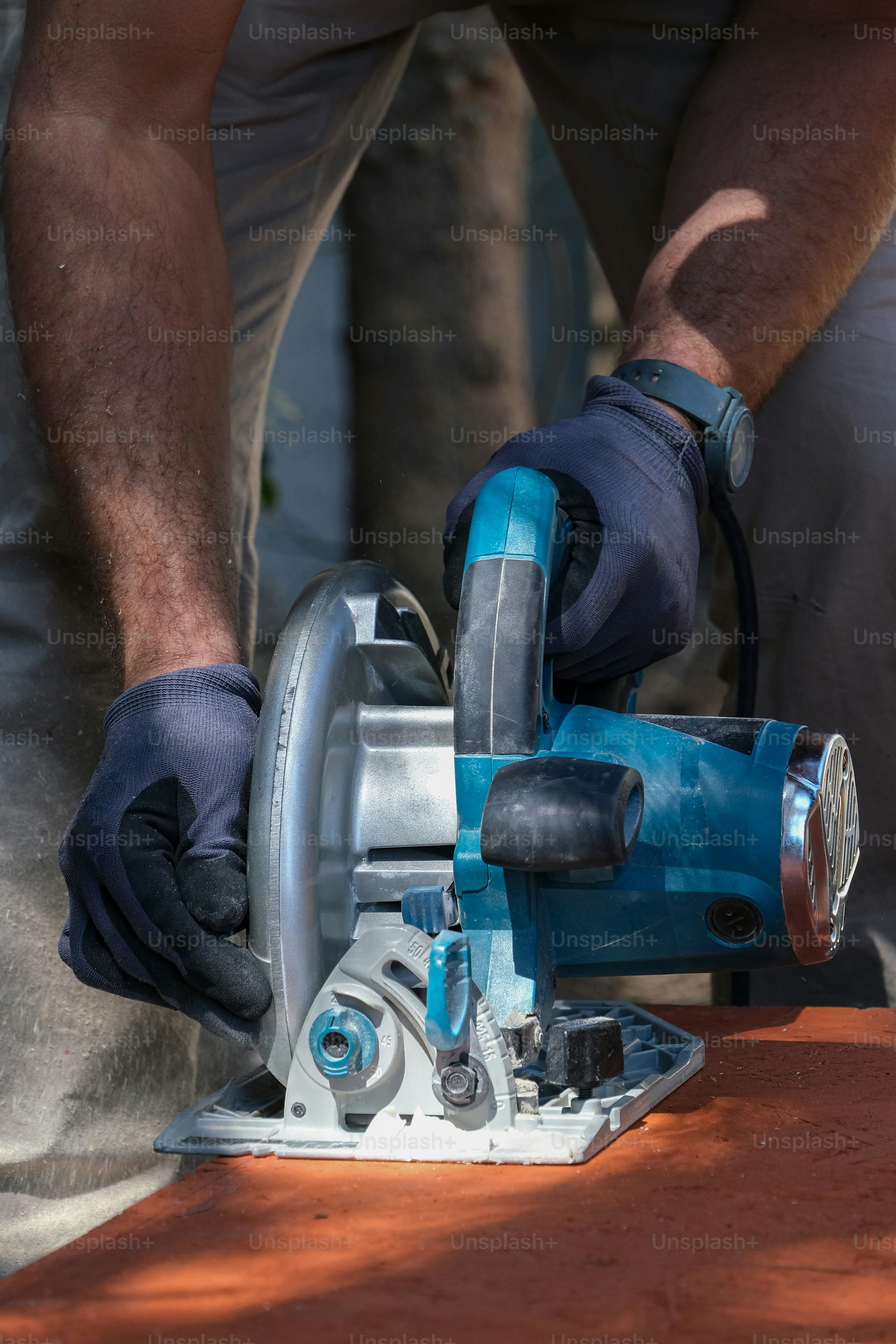 Un hombre lijando un trozo de madera con una lijadora foto – Imagen de ...