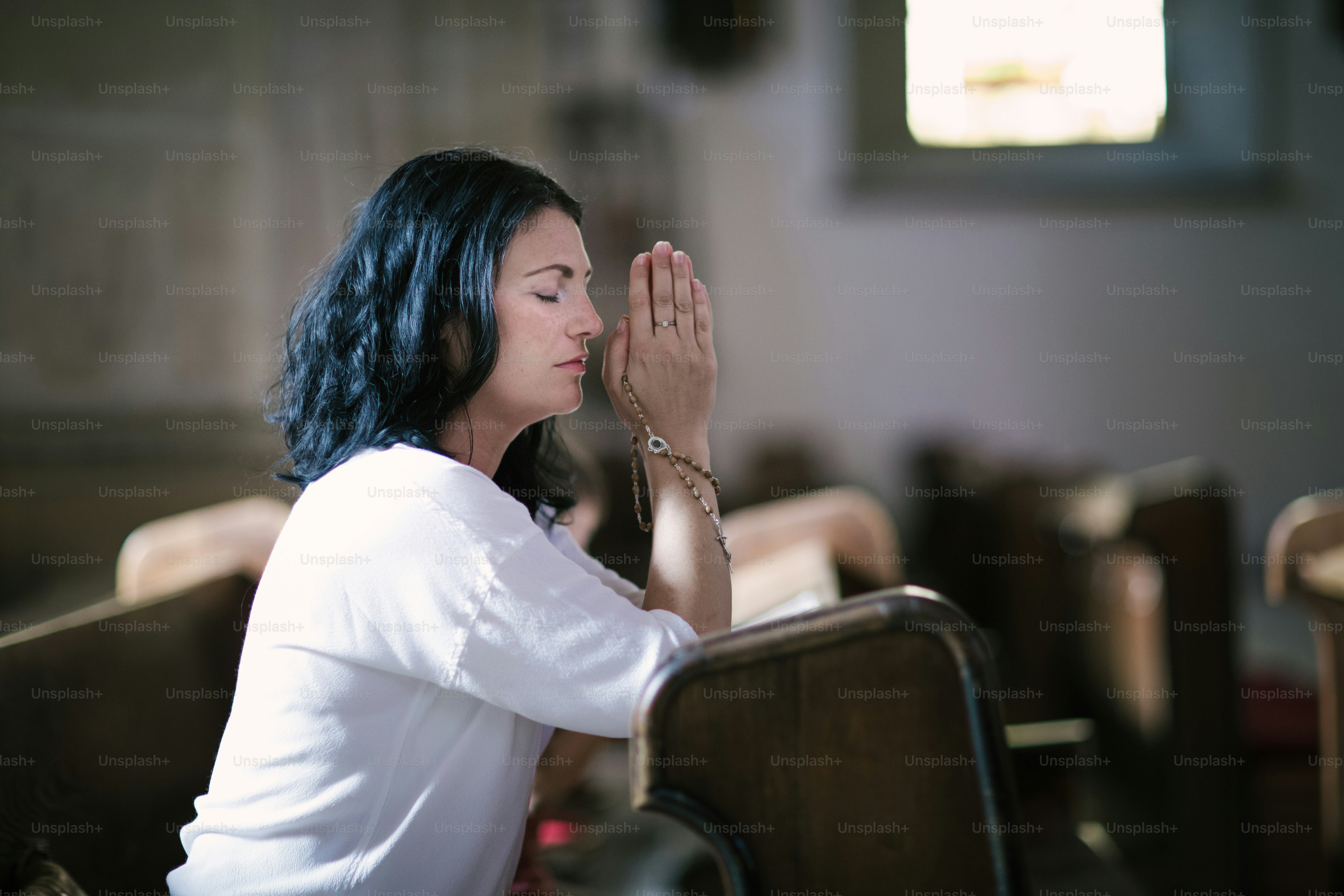 Imágenes de Mujeres Orando | Descarga imágenes gratuitas en Unsplash