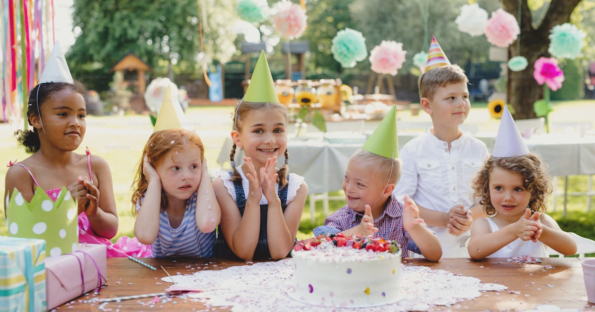 여름에 정원에서 야외 생일 파티에 친구들과 함께 다운 증후군 아이 사진 Unsplash의 여자 이미지