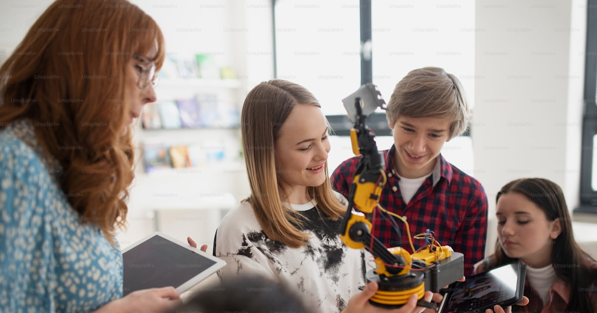 Une Jeune Lycéenne Présente Son Projet Robotique Dans Une Salle De Classe Photo Lycéens Photo