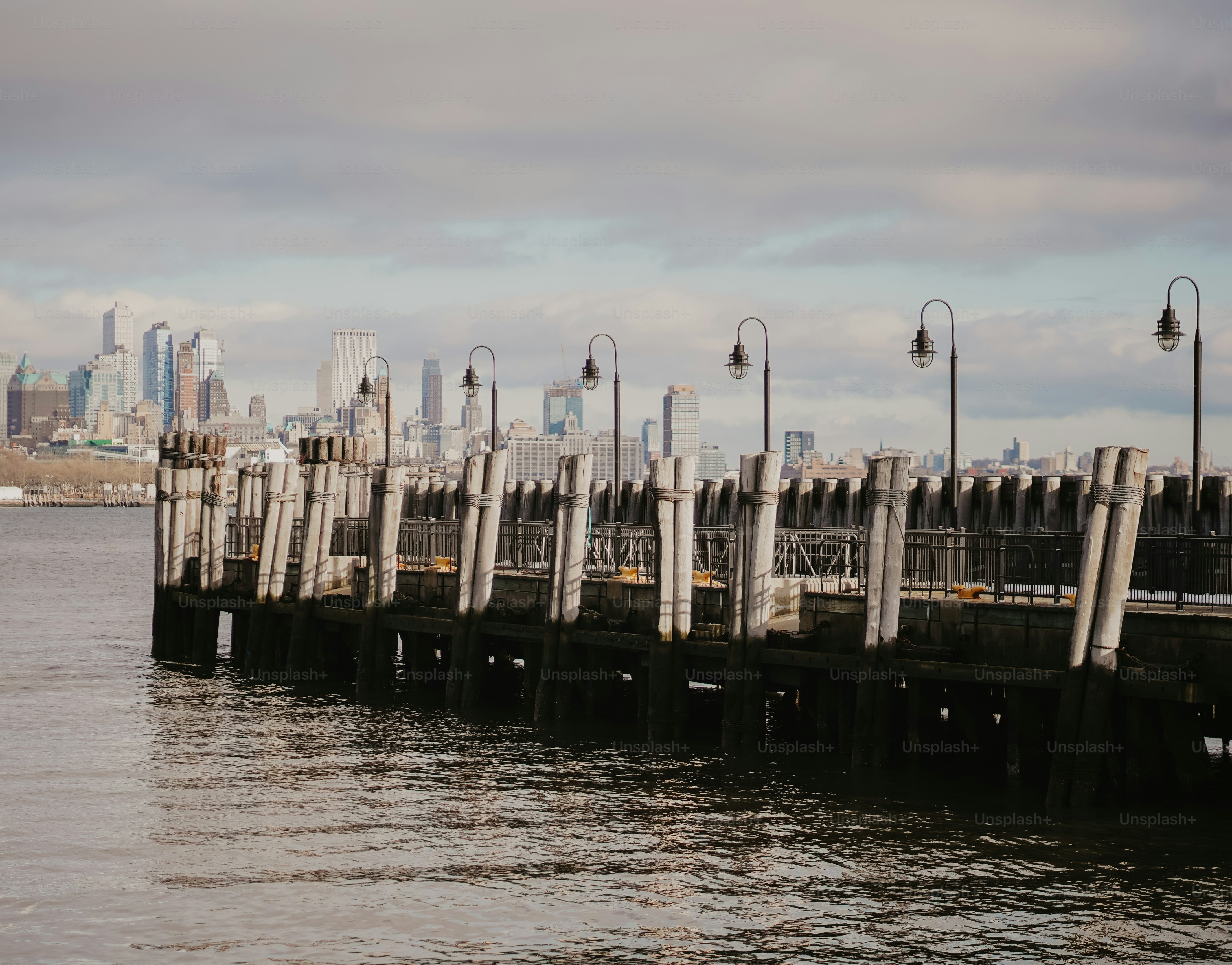 Un muelle con una ciudad al fondo foto – Imagen de Nueva York en Unsplash