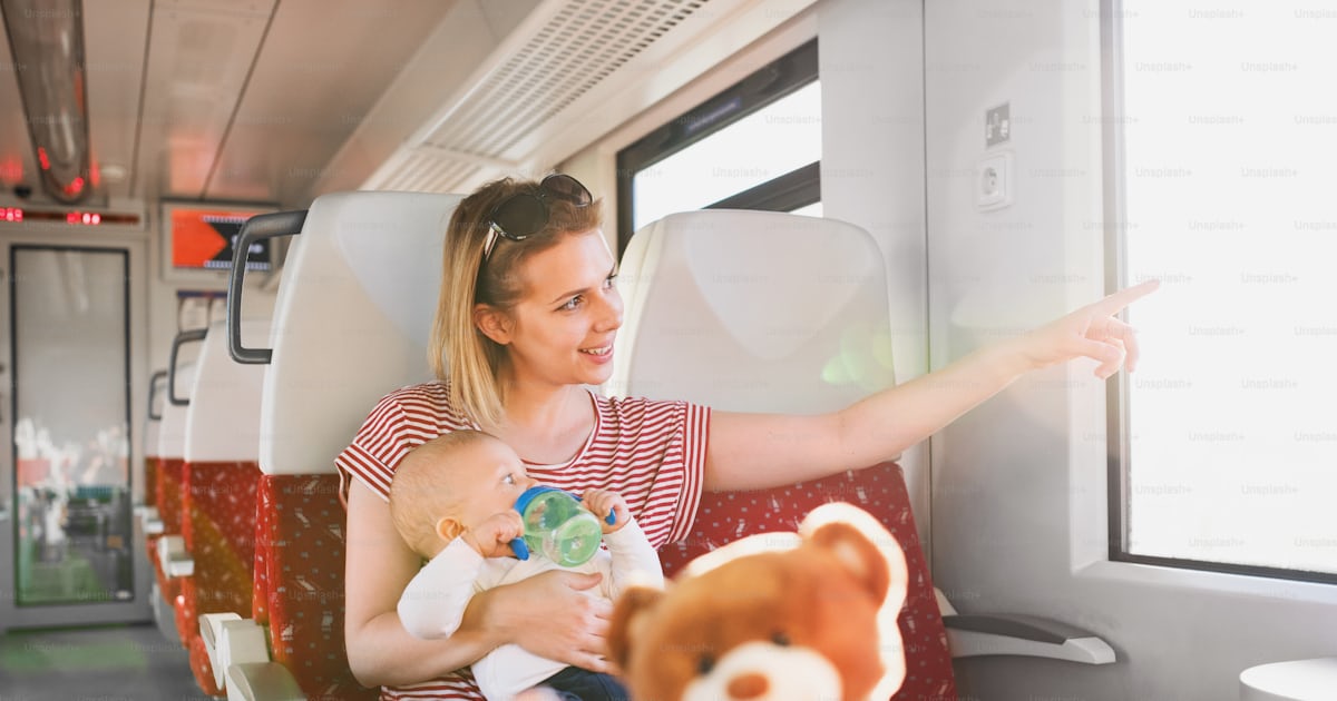 男の子と一緒に電車で旅行する若い母親。美しい女性と彼女の息子の鉄道の旅。の写真 Unsplashの列車の画像