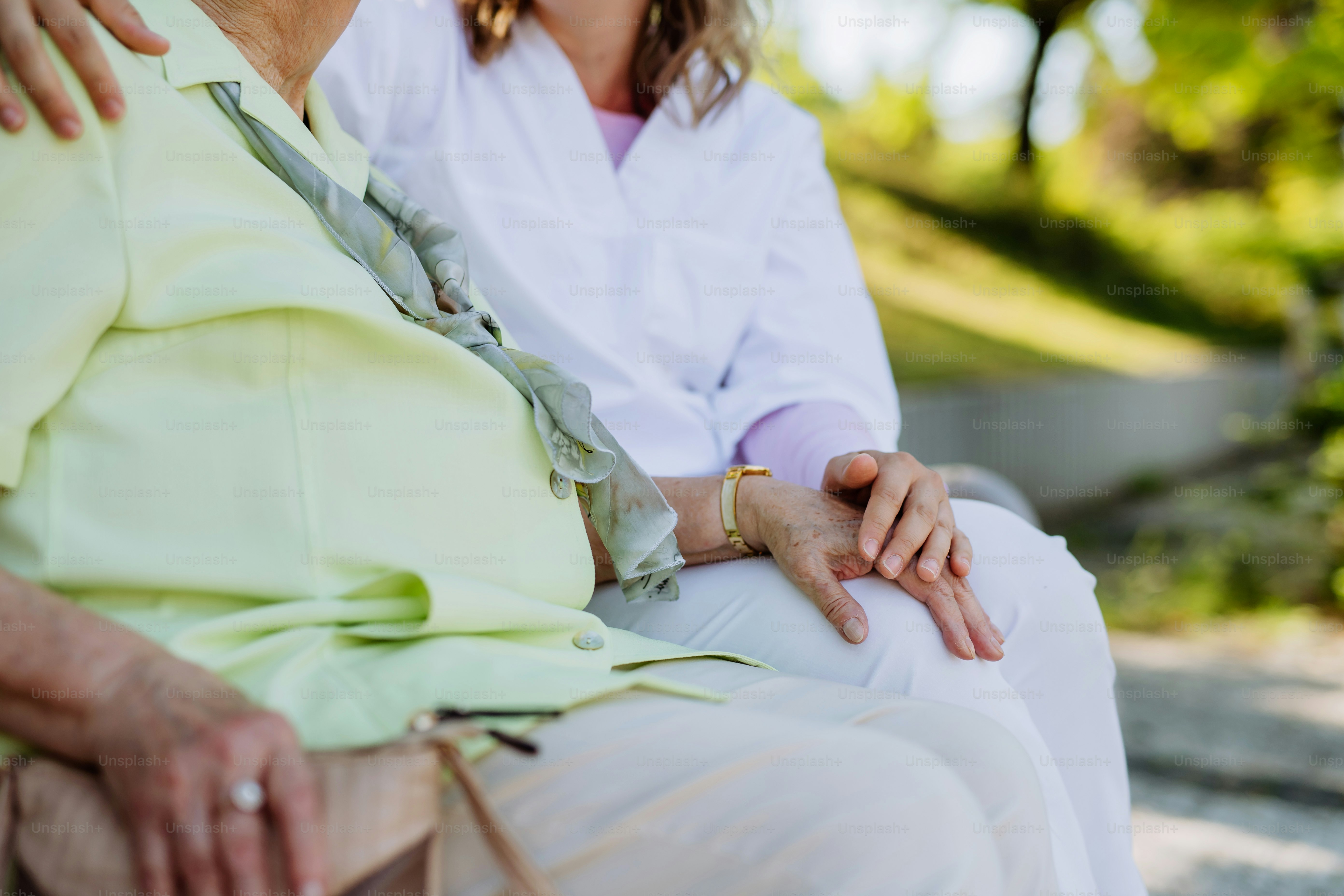Un gros plan d’une soignante consolant une femme âgée et lui touchant ...